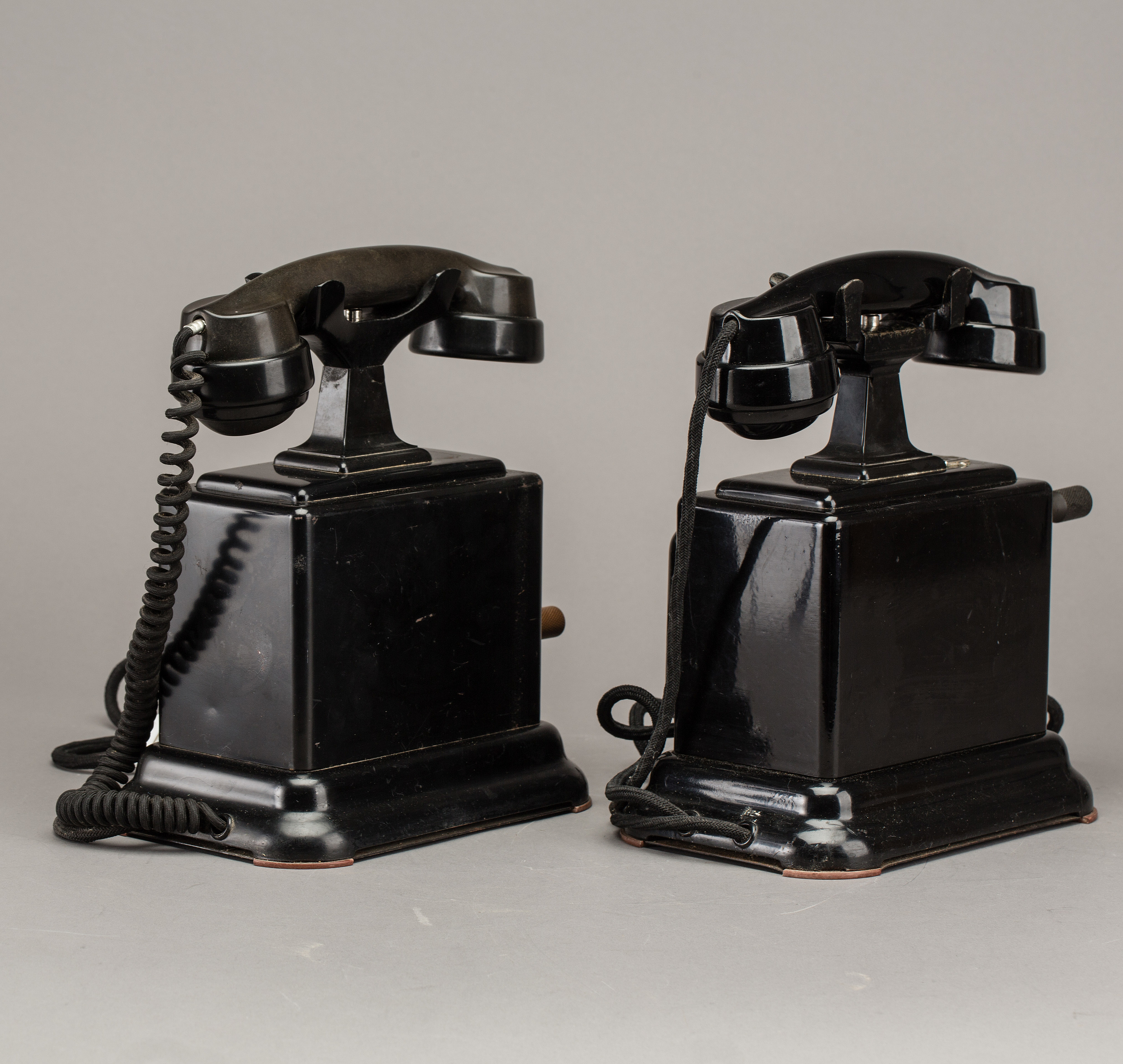 TELEFONER, 2 ST LM ERICSSON SAMT TELEVERKET, 1900-TALETS FÖRSTA HÄLFT ...