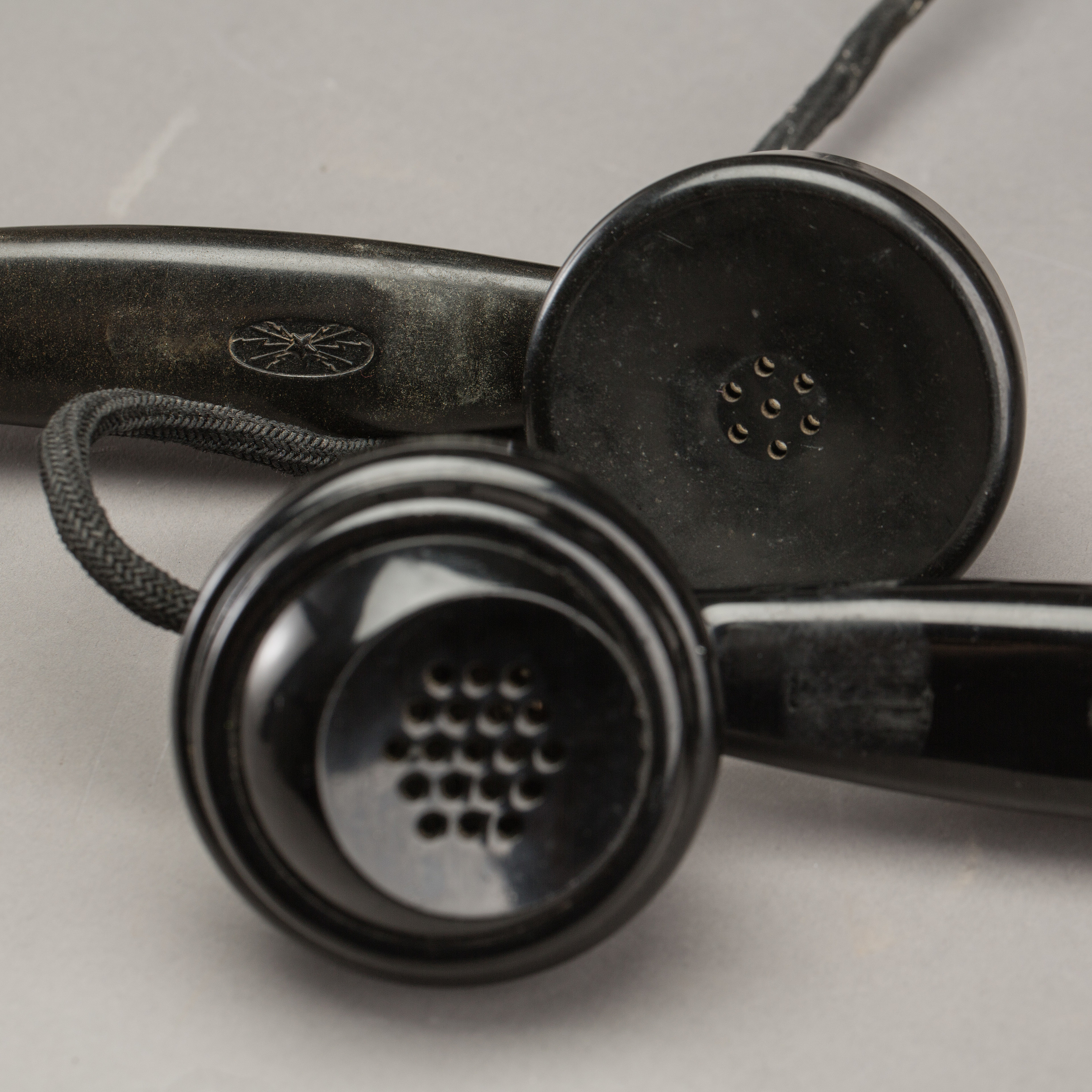 TELEFONER, 2 ST LM ERICSSON SAMT TELEVERKET, 1900-TALETS FÖRSTA HÄLFT ...