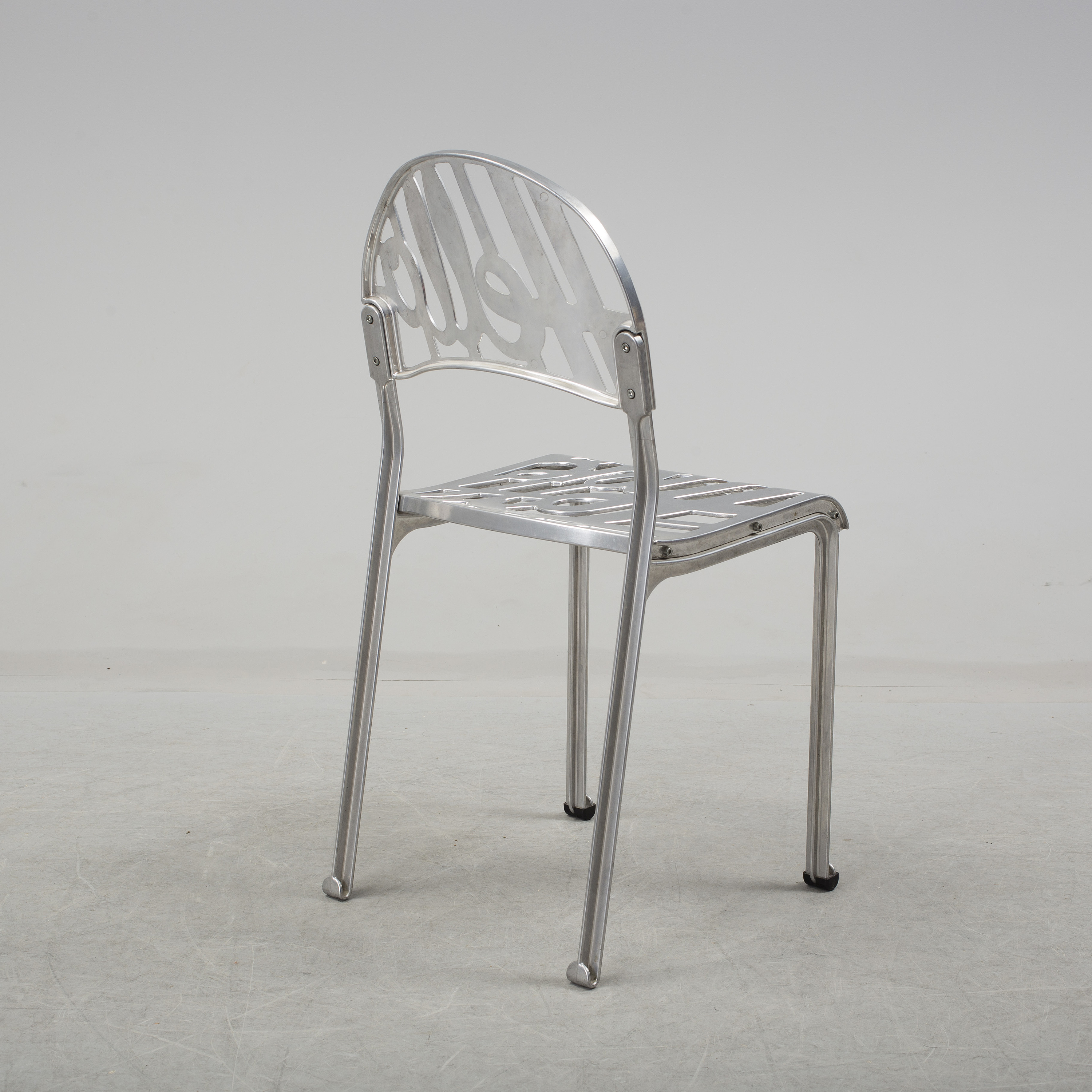 JEREMY HARVEY, an aluminium 'Hello There' Chair from Artifort. - Bukowskis