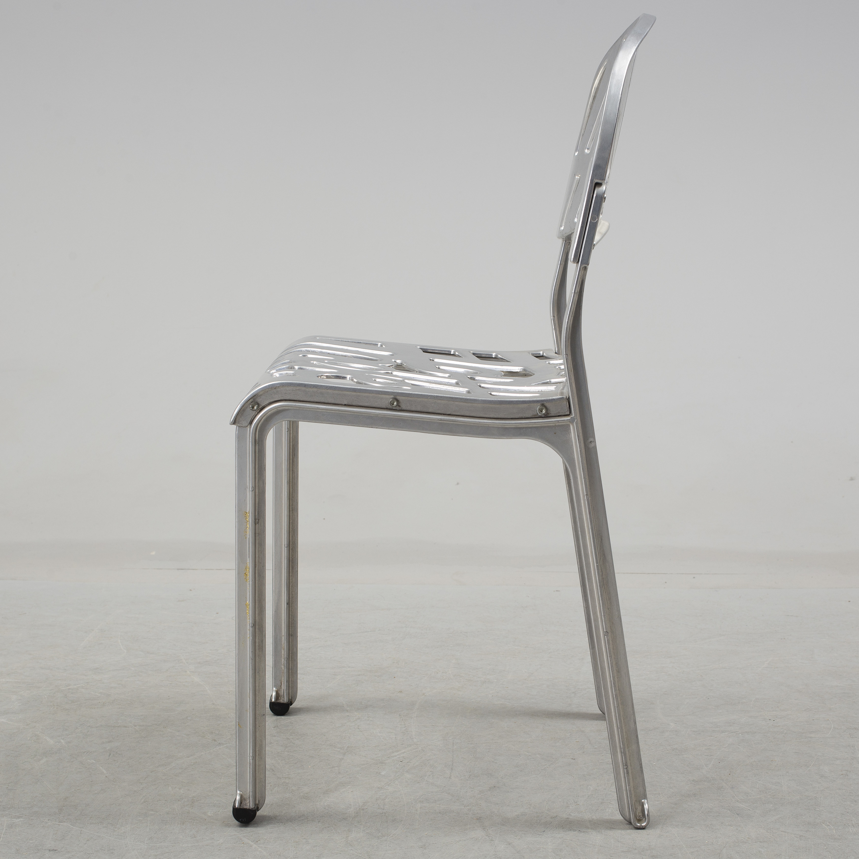JEREMY HARVEY, an aluminium 'Hello There' Chair from Artifort. - Bukowskis