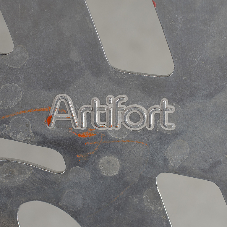 JEREMY HARVEY, an aluminium 'Hello There' Chair from Artifort. - Bukowskis