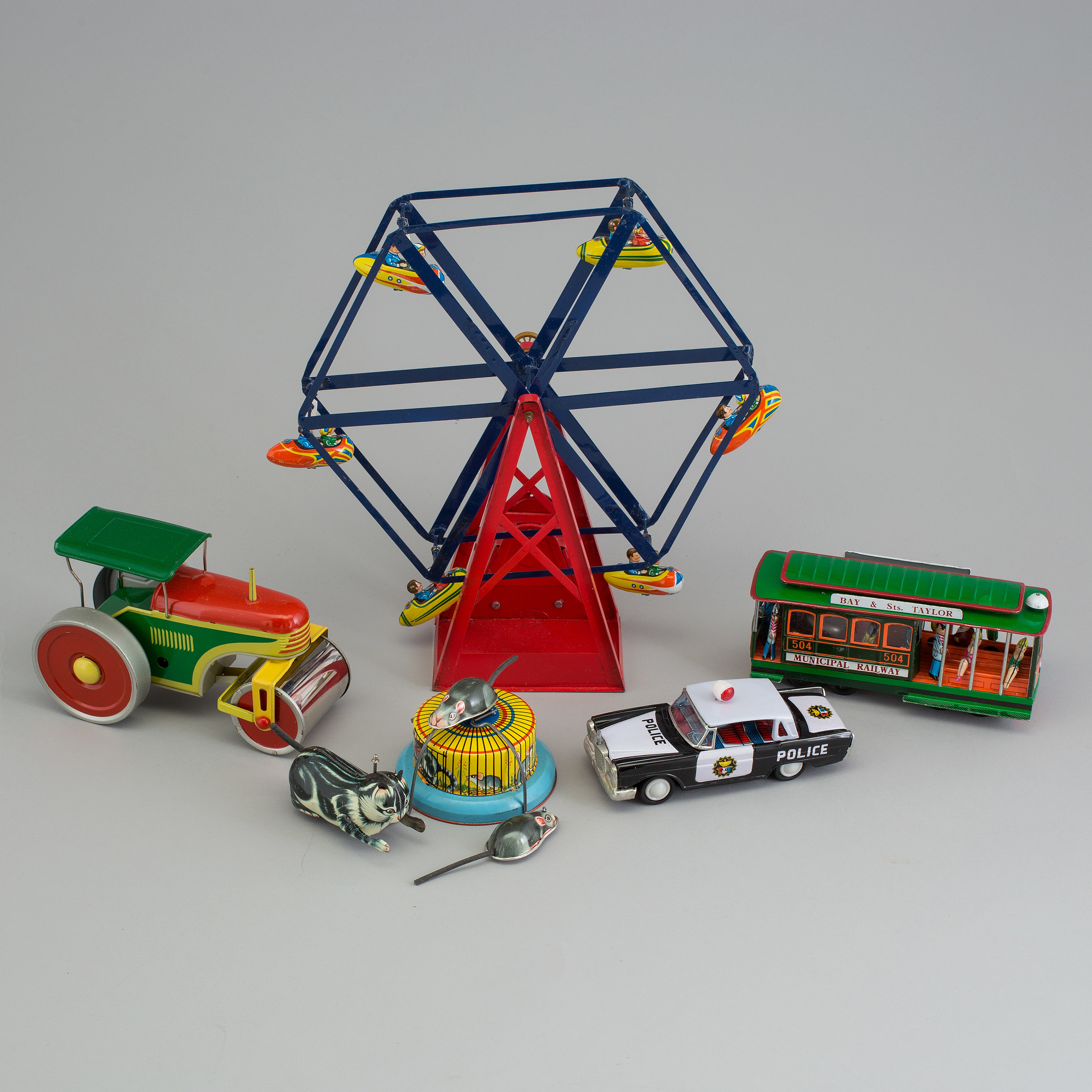 A lot of eight tinplate toys late 20th century. - Bukowskis