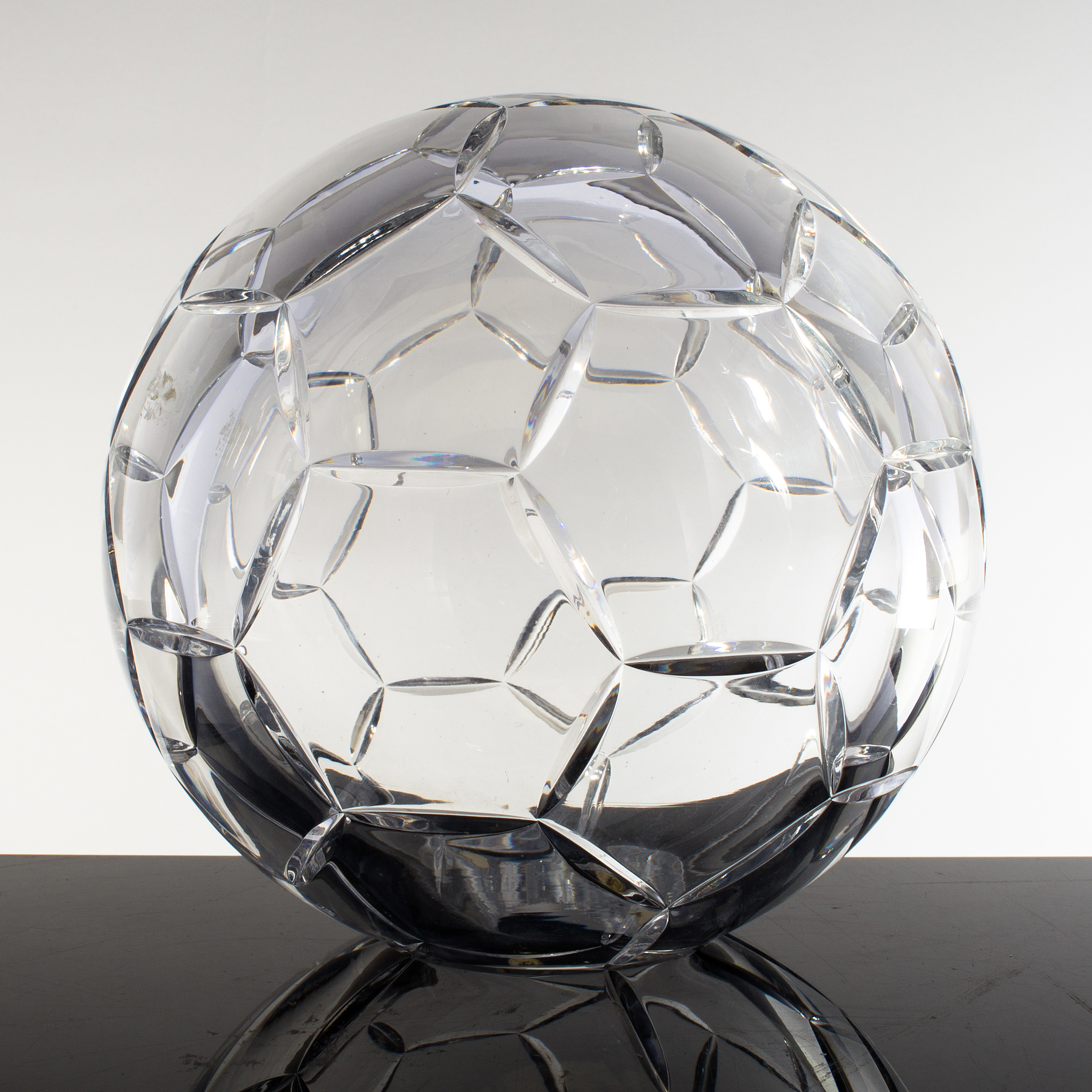a glass sculpture "Diamantbollen" from Orrefors, Sweden. - Bukowskis
