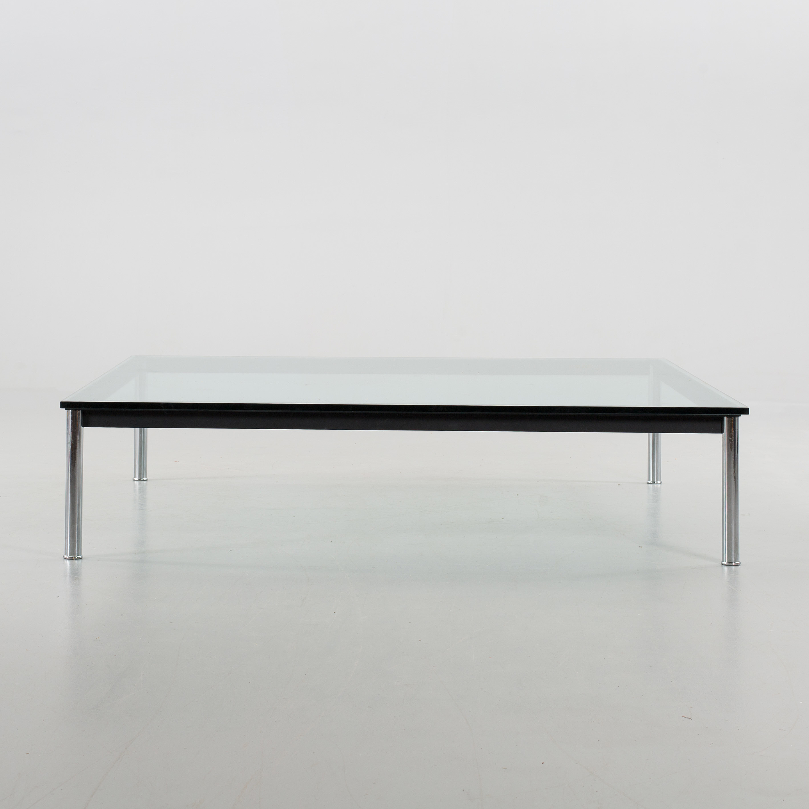 A LE CORBUSIER "LC 10" COFFEE TABLE FROM CASSINA. - Bukowskis