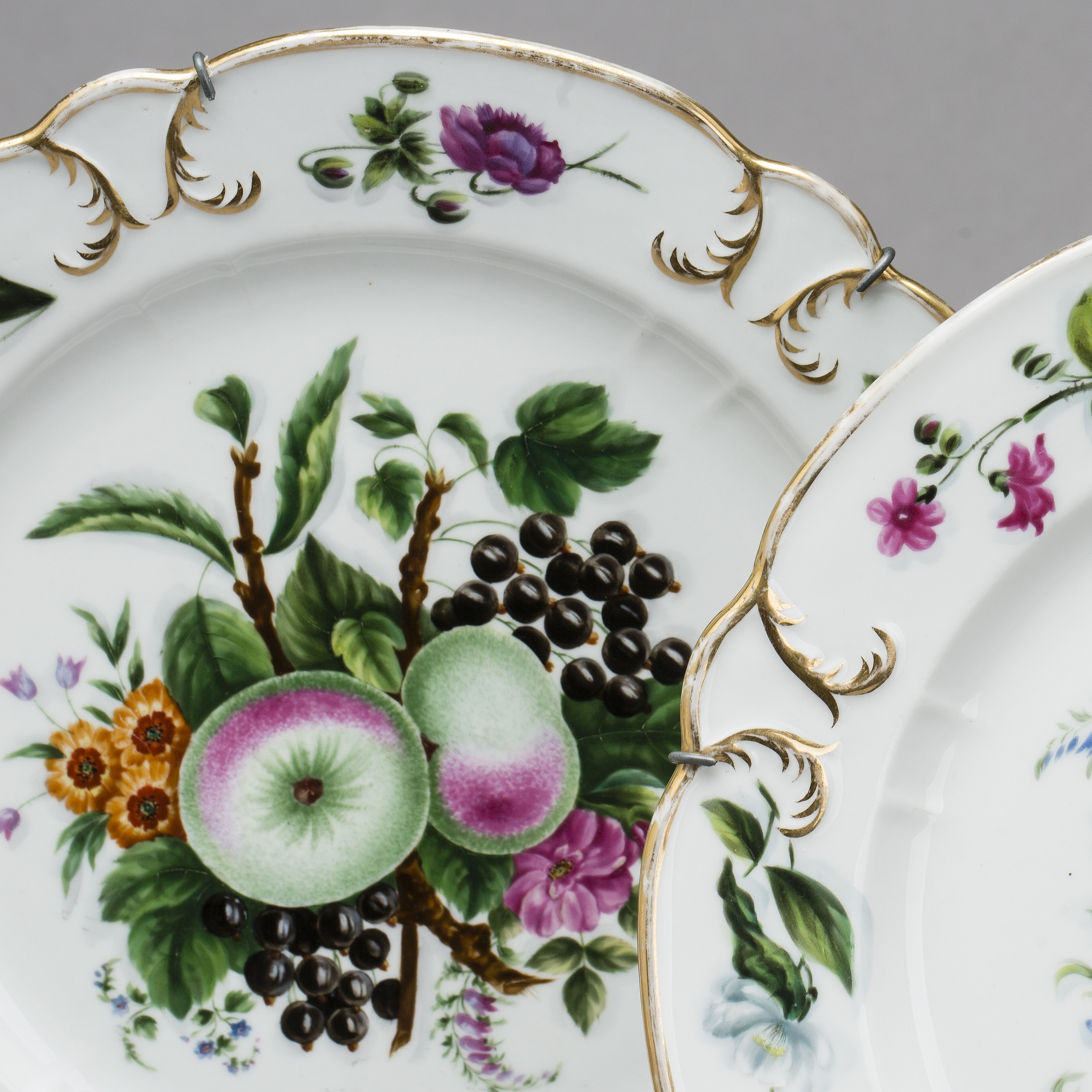 A set of three porcelain Gardner plates, mid 1800'. - Bukowskis