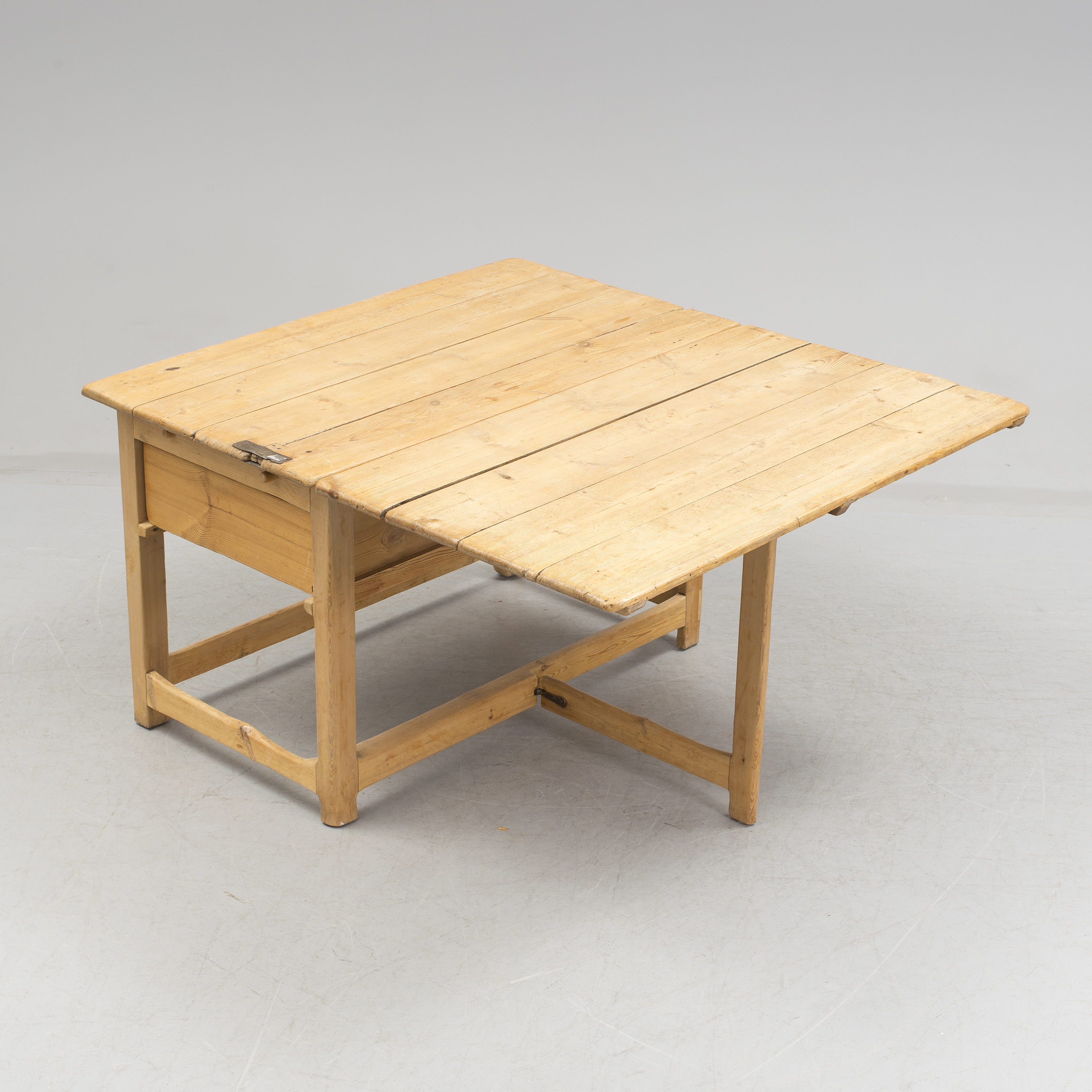 A 19th century pine flap table. - Bukowskis