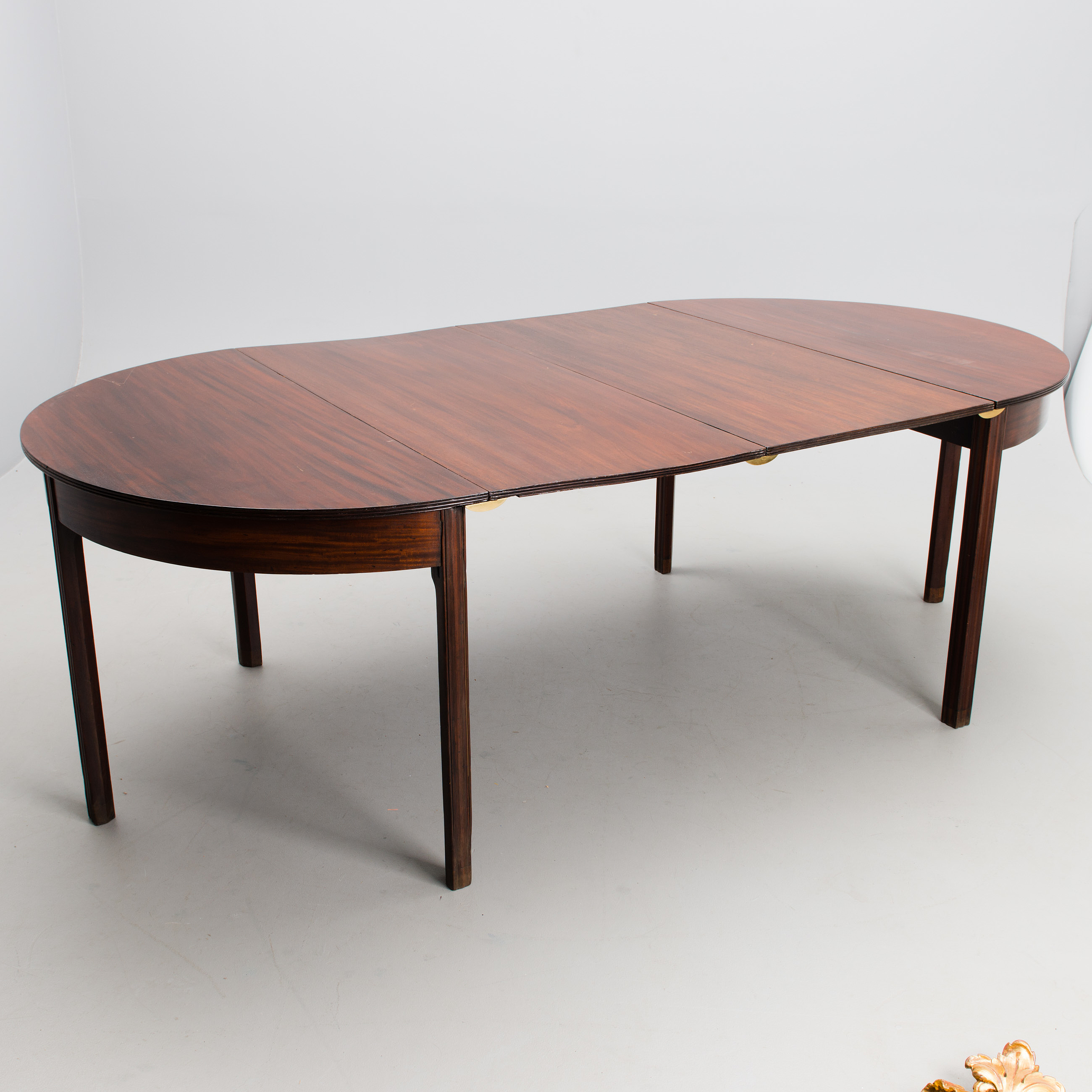 A 19th century dining table. - Bukowskis