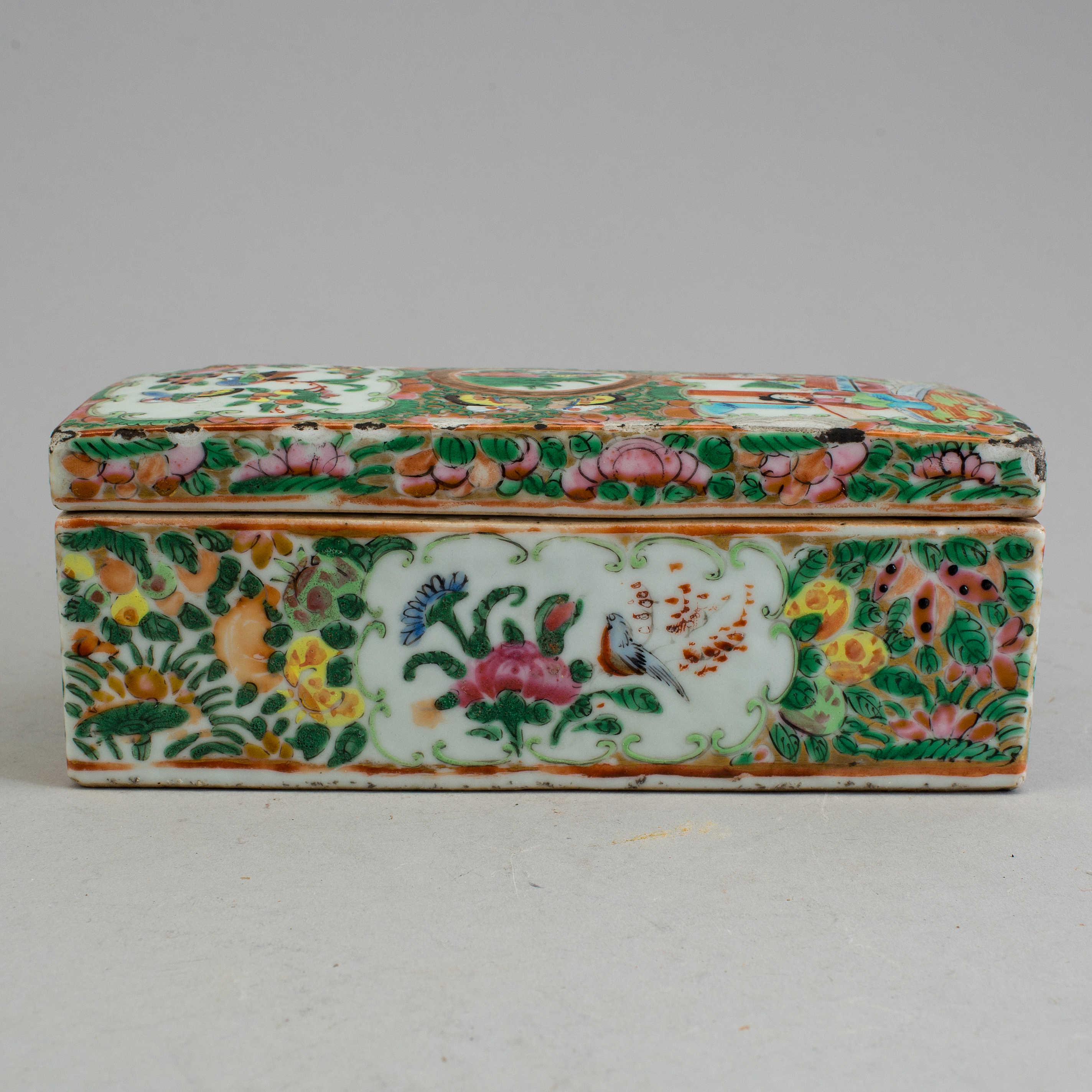 A CHINESE PORCELAIN BOX, Canton, 19th century. - Bukowskis