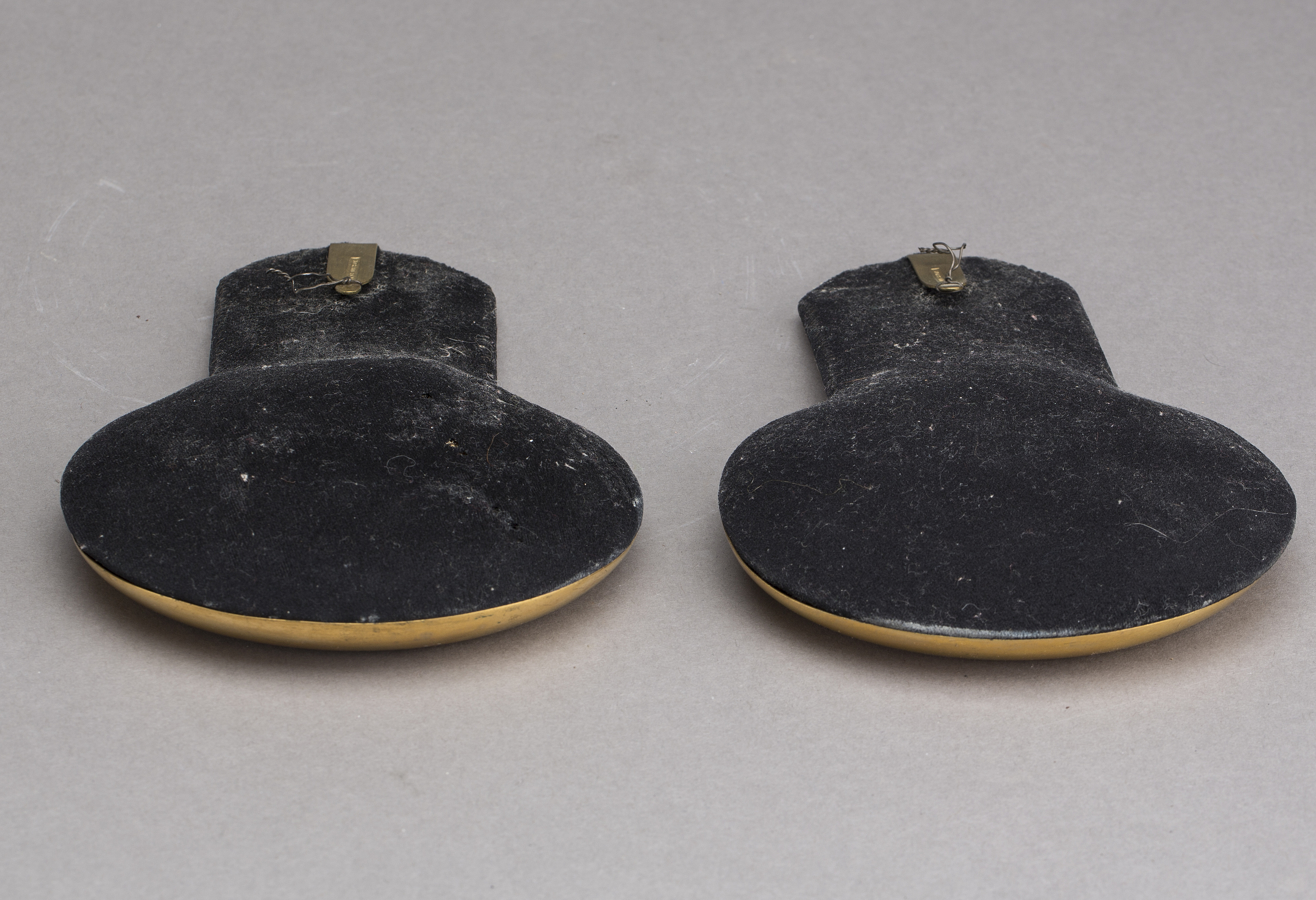 POLISKASK samt EPÅLETTER, omkring 1900. - Bukowskis