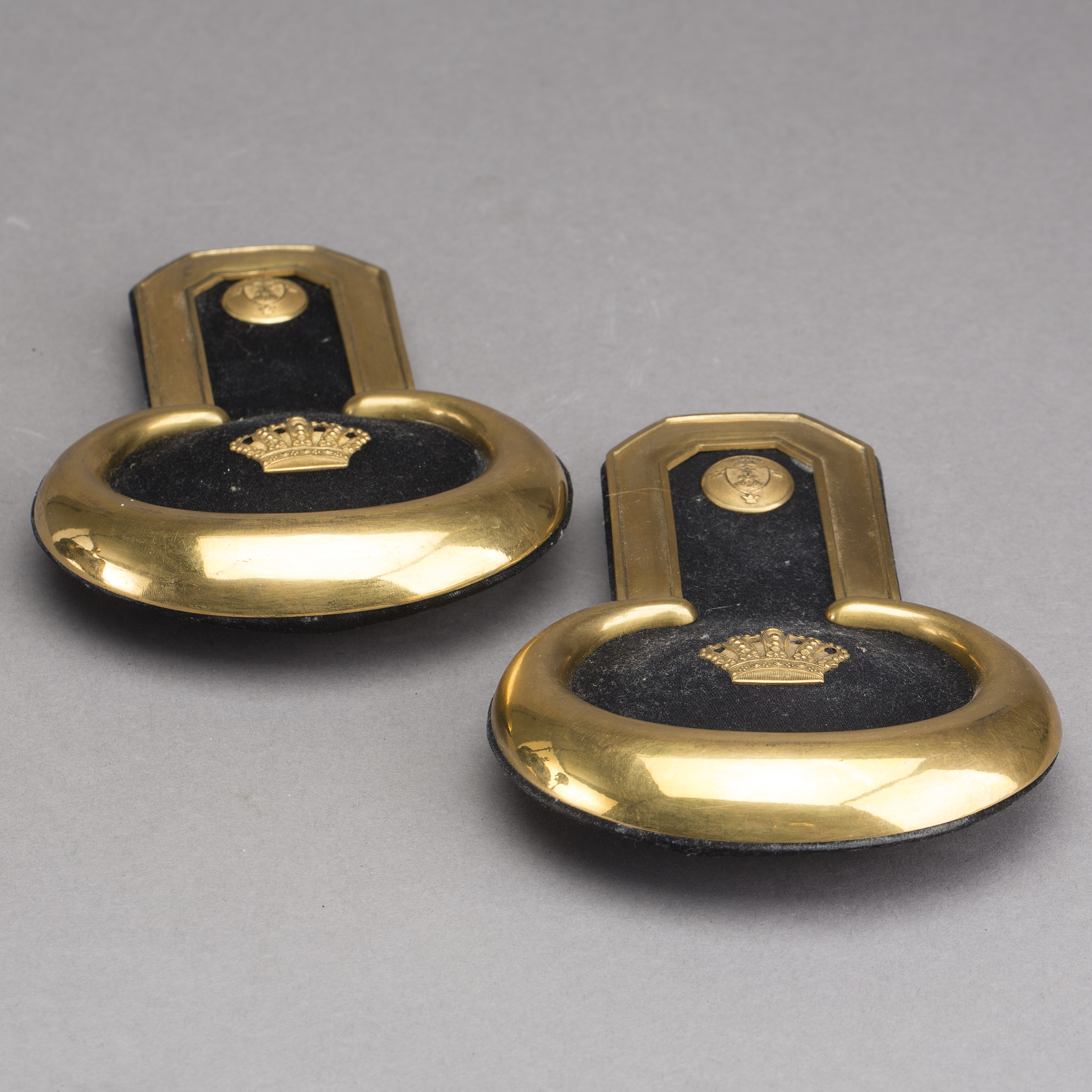 POLISKASK samt EPÅLETTER, omkring 1900. - Bukowskis