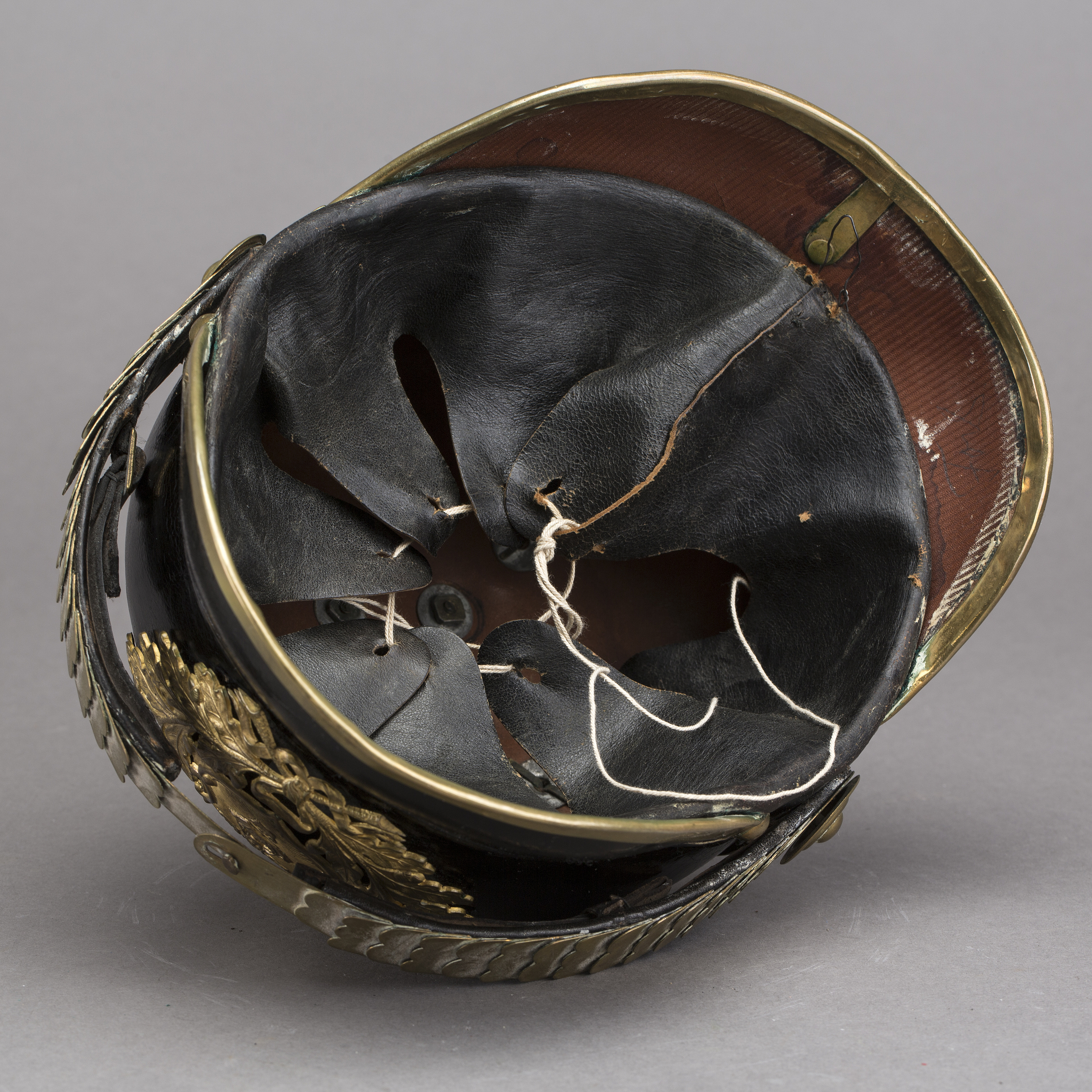 POLICE HELMET AND EPAULETTES AROUND 1900. - Bukowskis