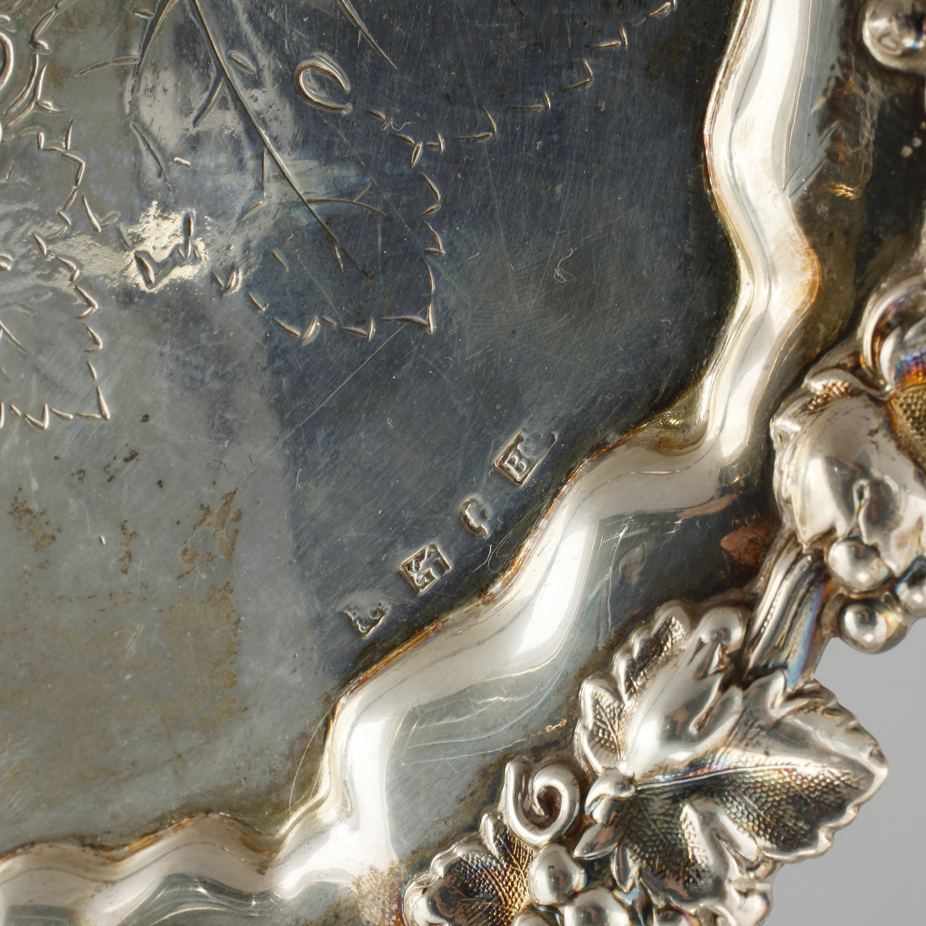 FAT, silver, England, 1838-1890, vikt 469 gram. - Bukowskis