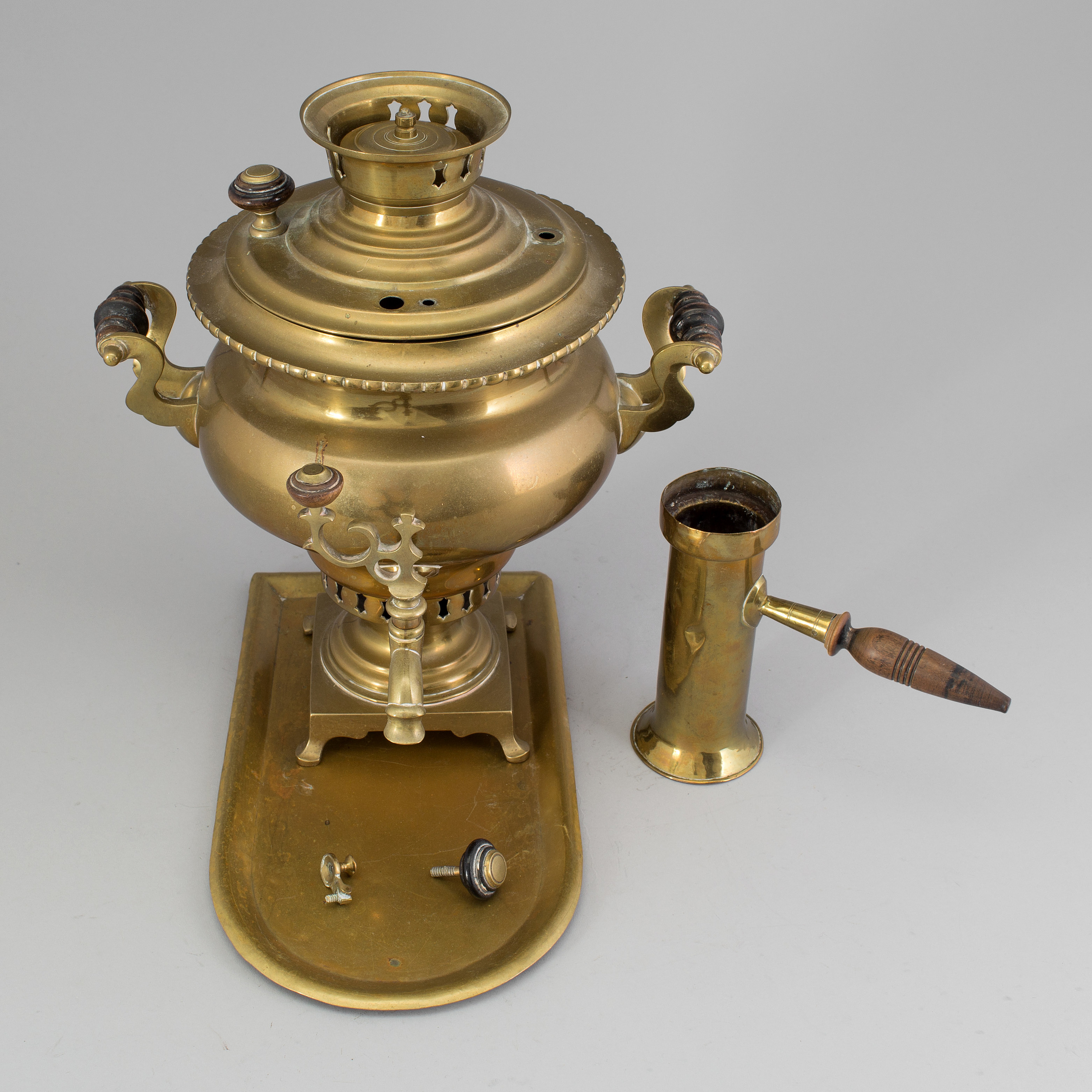 SAMOVAR, mässing, Ryssland, omkring 1900. - Bukowskis