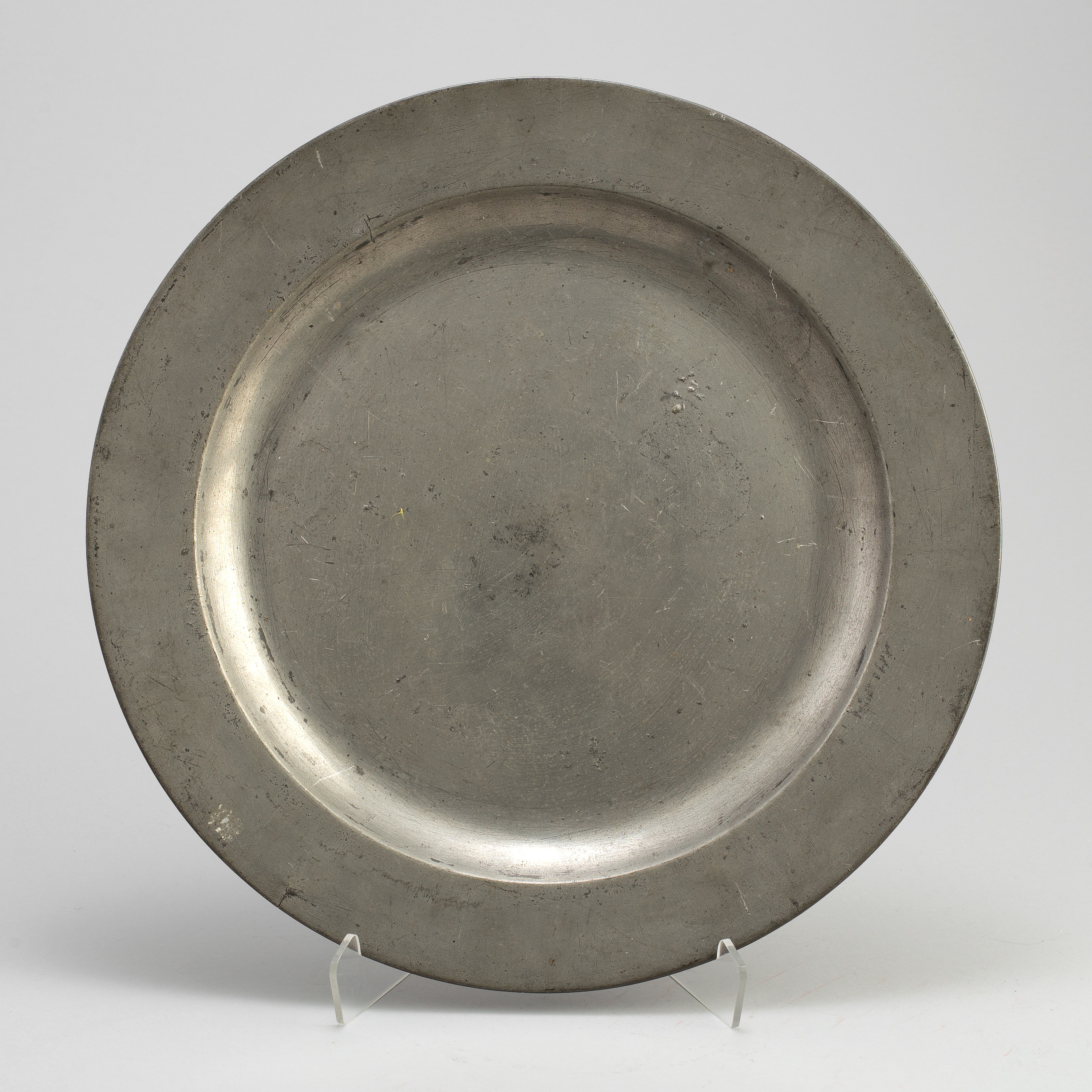 A PEWTER DISH, 18th century. - Bukowskis