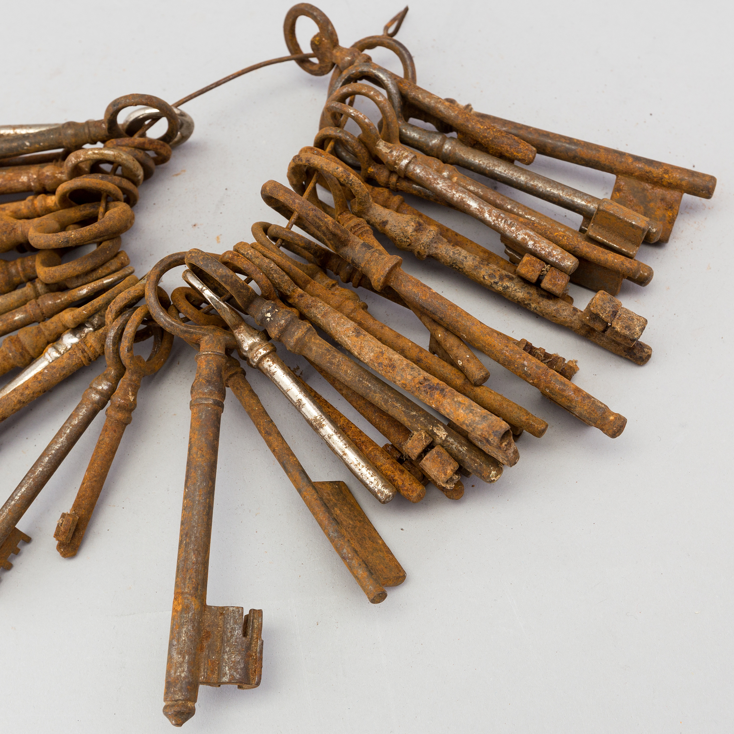 A COLLECTION OF 37 CAST IRON KEYS, partly 18th/19th century. - Bukowskis
