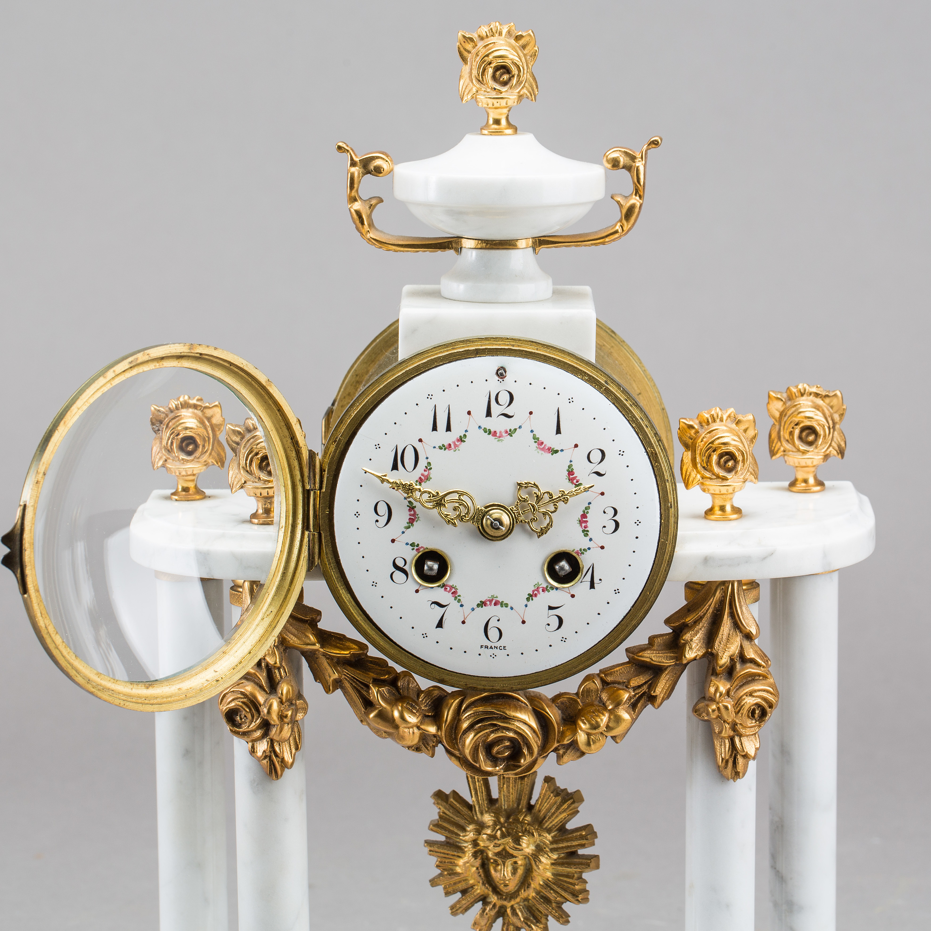 A Louis XVI-style mantle clock. - Bukowskis