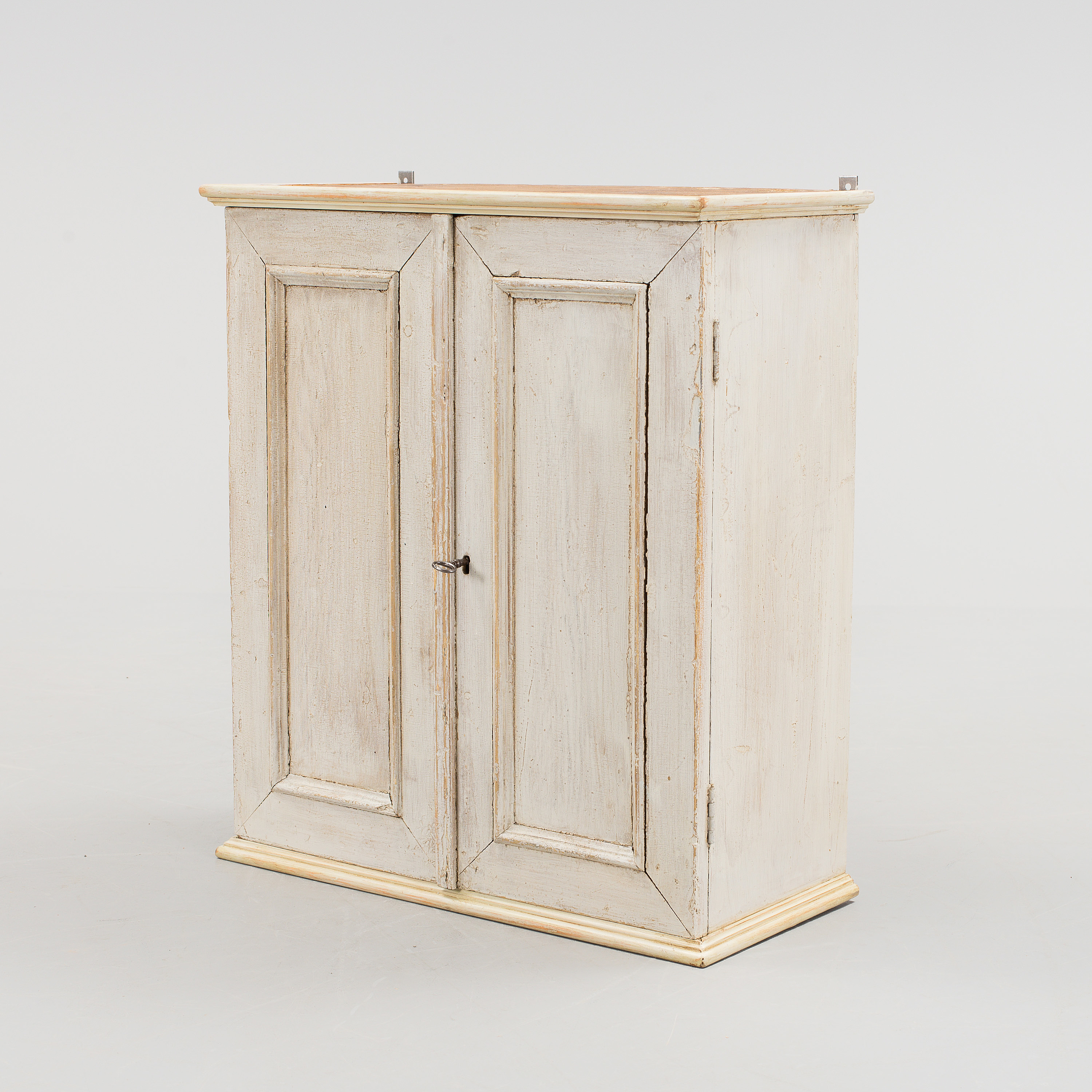 HÄNGSKÅP, 1800-talets andra hälft. - Bukowskis