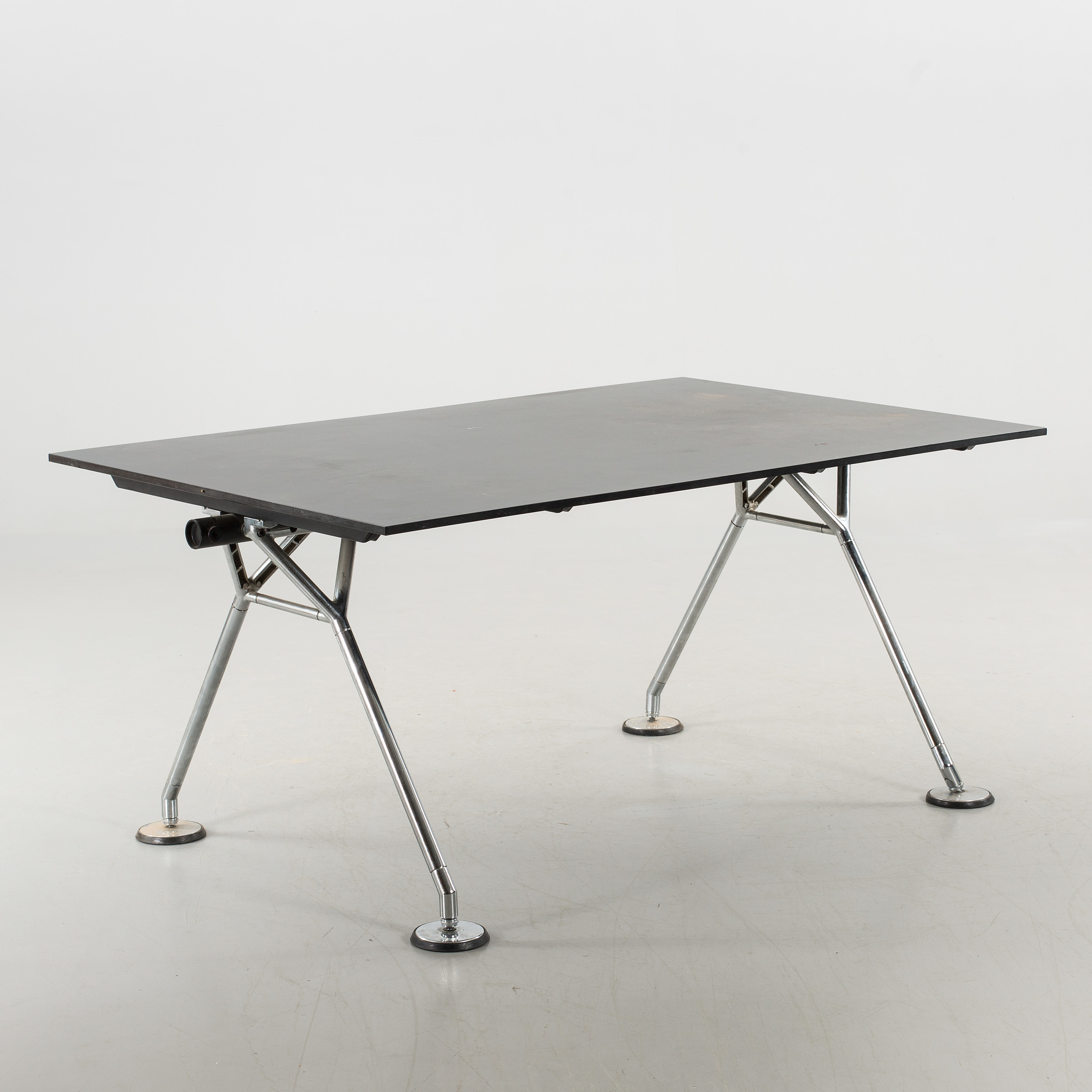 A "NOMOS SYSTEM" DESK DESIGNED BY NORMAN FOSTER FOR TECNO. - Bukowskis
