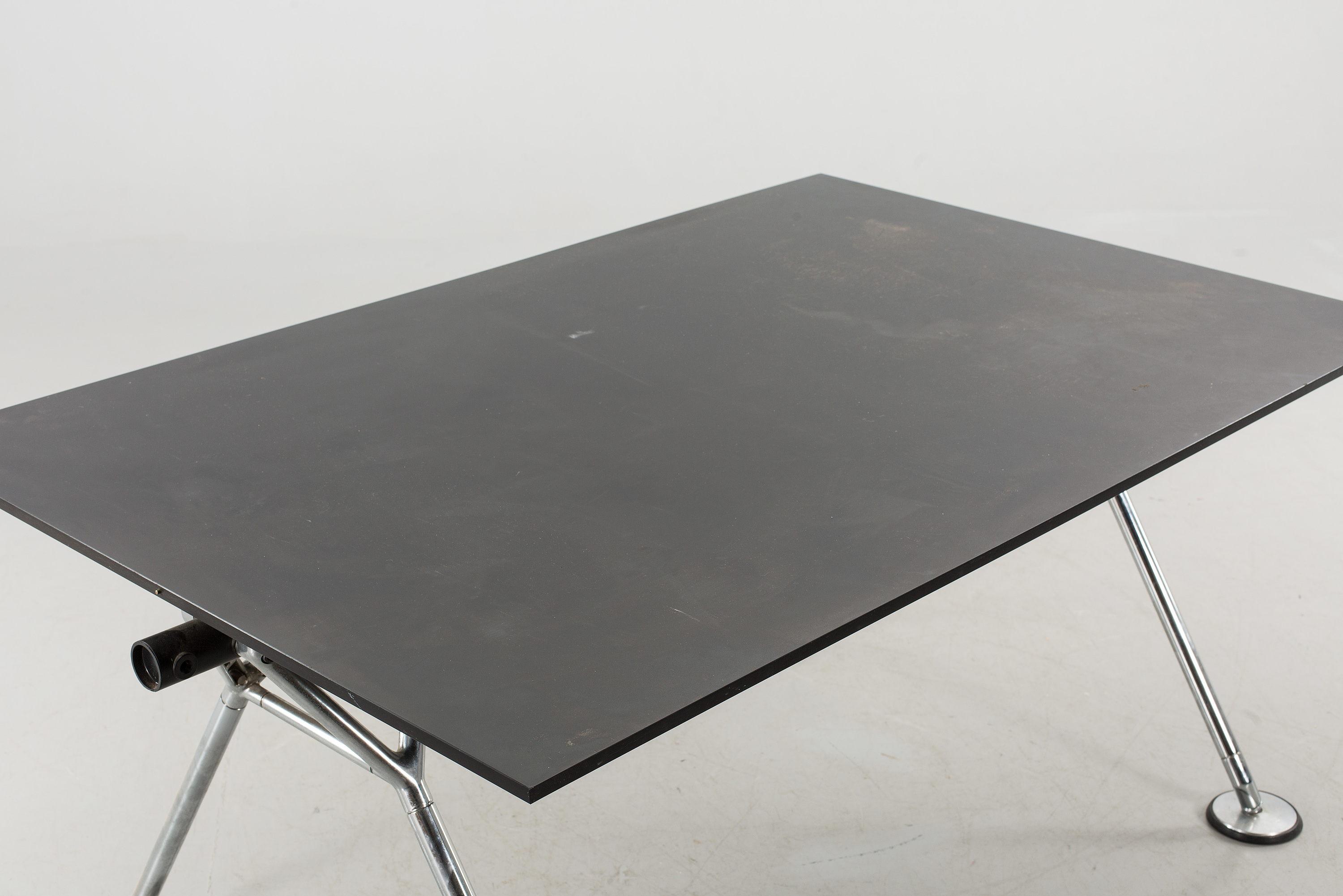 A "NOMOS SYSTEM" DESK DESIGNED BY NORMAN FOSTER FOR TECNO. - Bukowskis