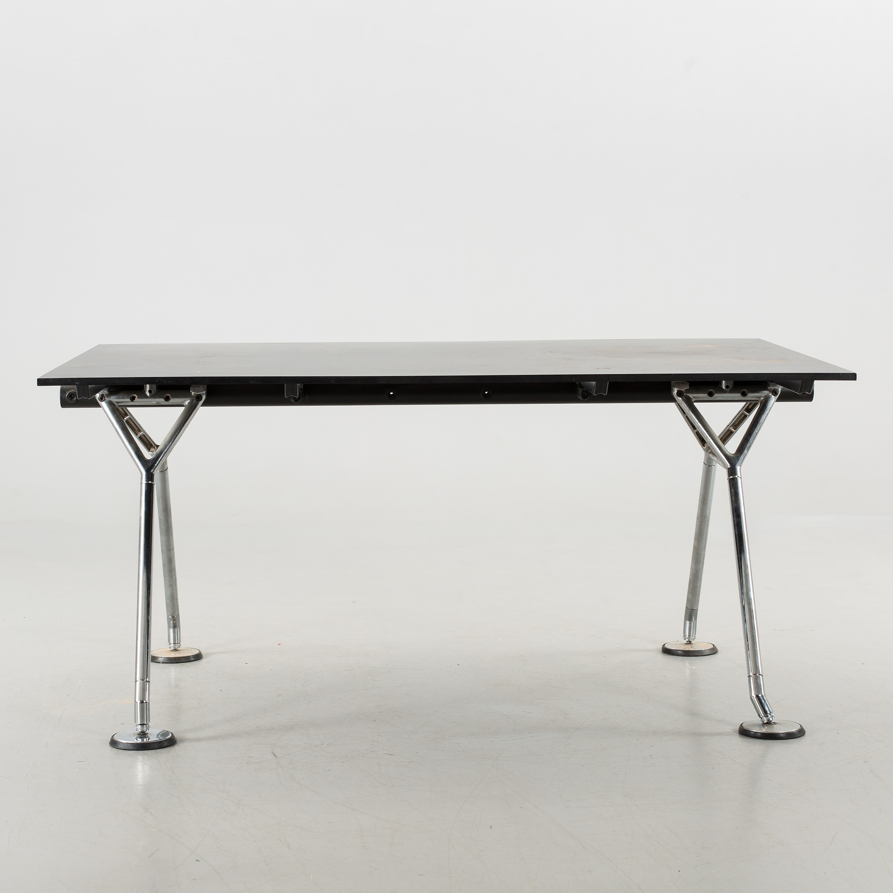 A "NOMOS SYSTEM" DESK DESIGNED BY NORMAN FOSTER FOR TECNO. - Bukowskis