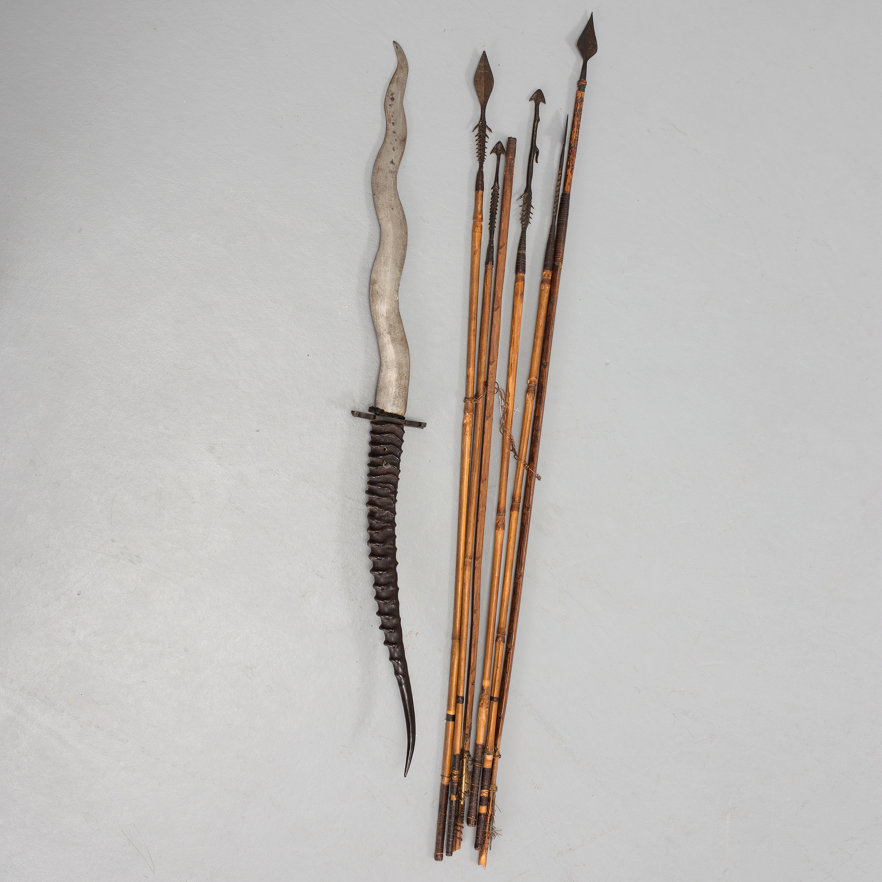 DOLK samt PILAR, 6 stycken, 1800/1900-tal. - Bukowskis