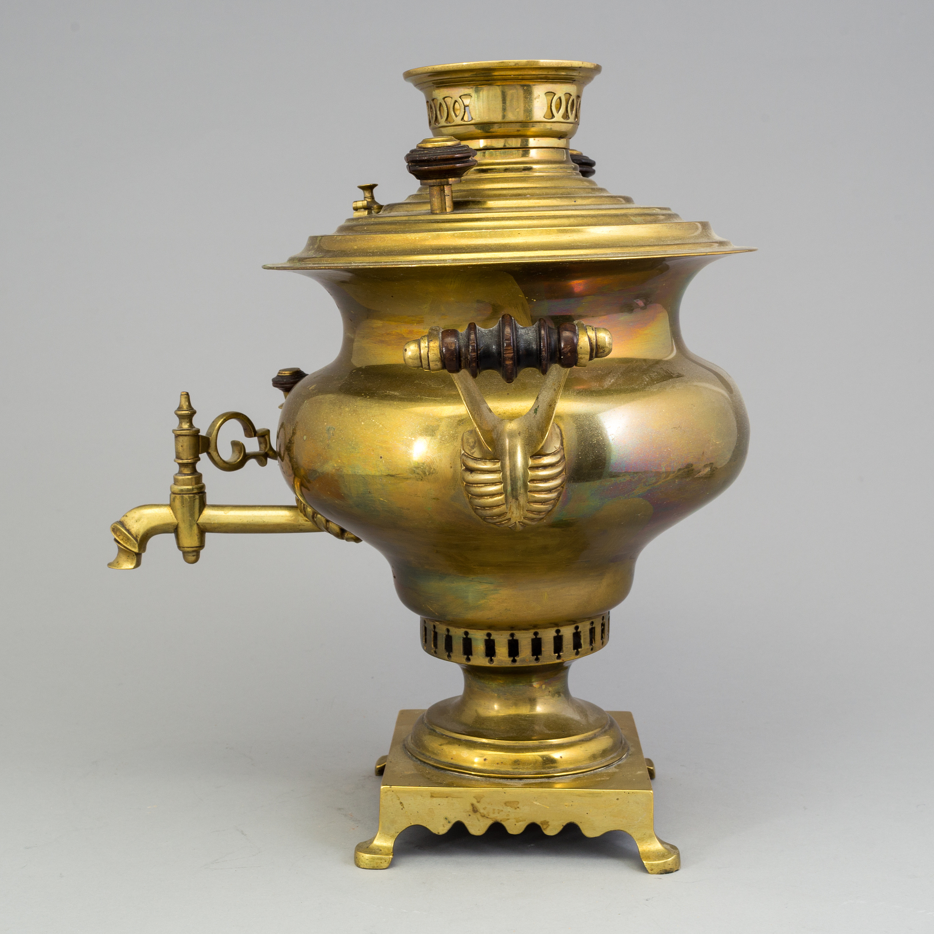 A brass samovar, Russia, ca 1900. - Bukowskis