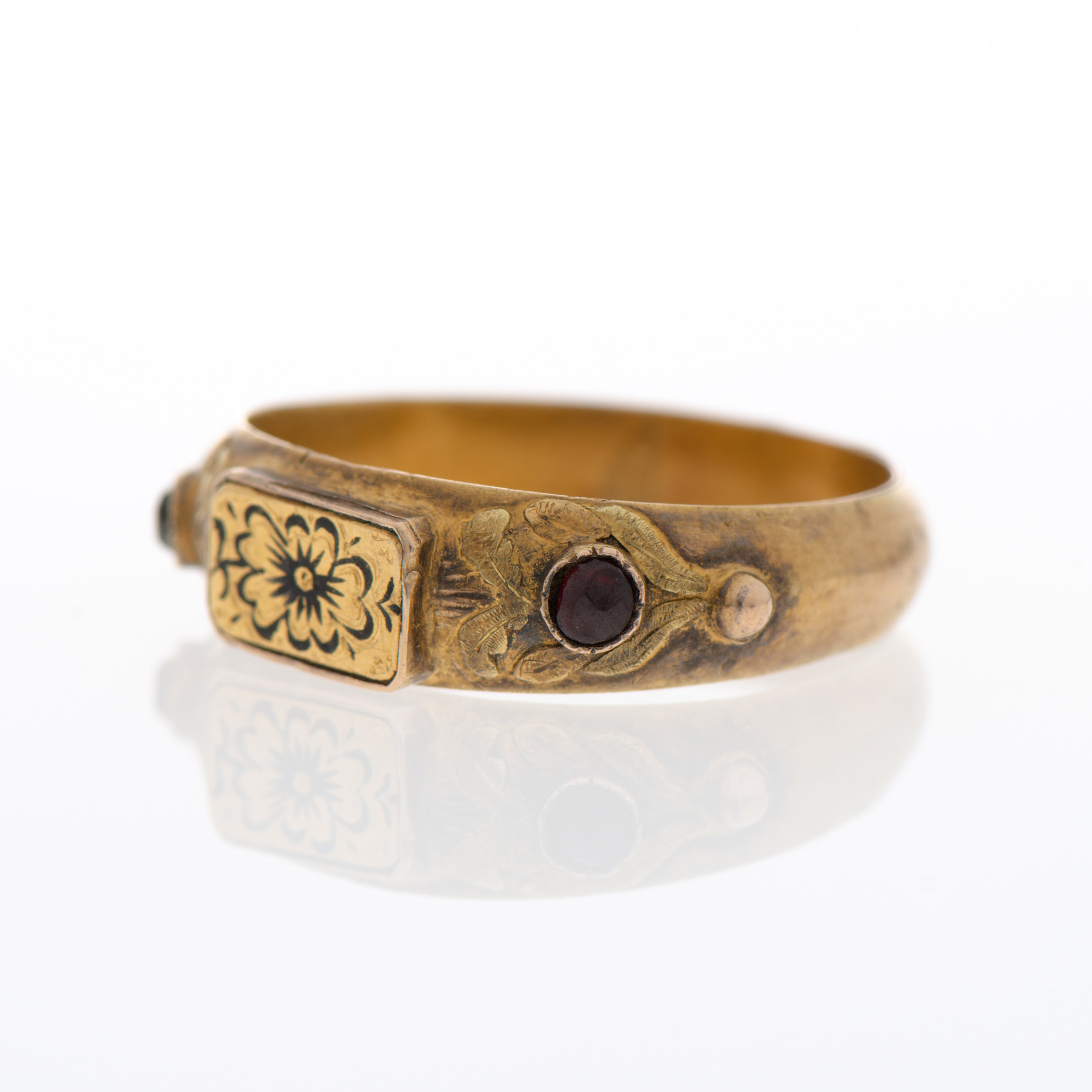 RING, 18K guld, granater. Johan Jakob Lihr, Ekenäs 1864. - Bukowskis