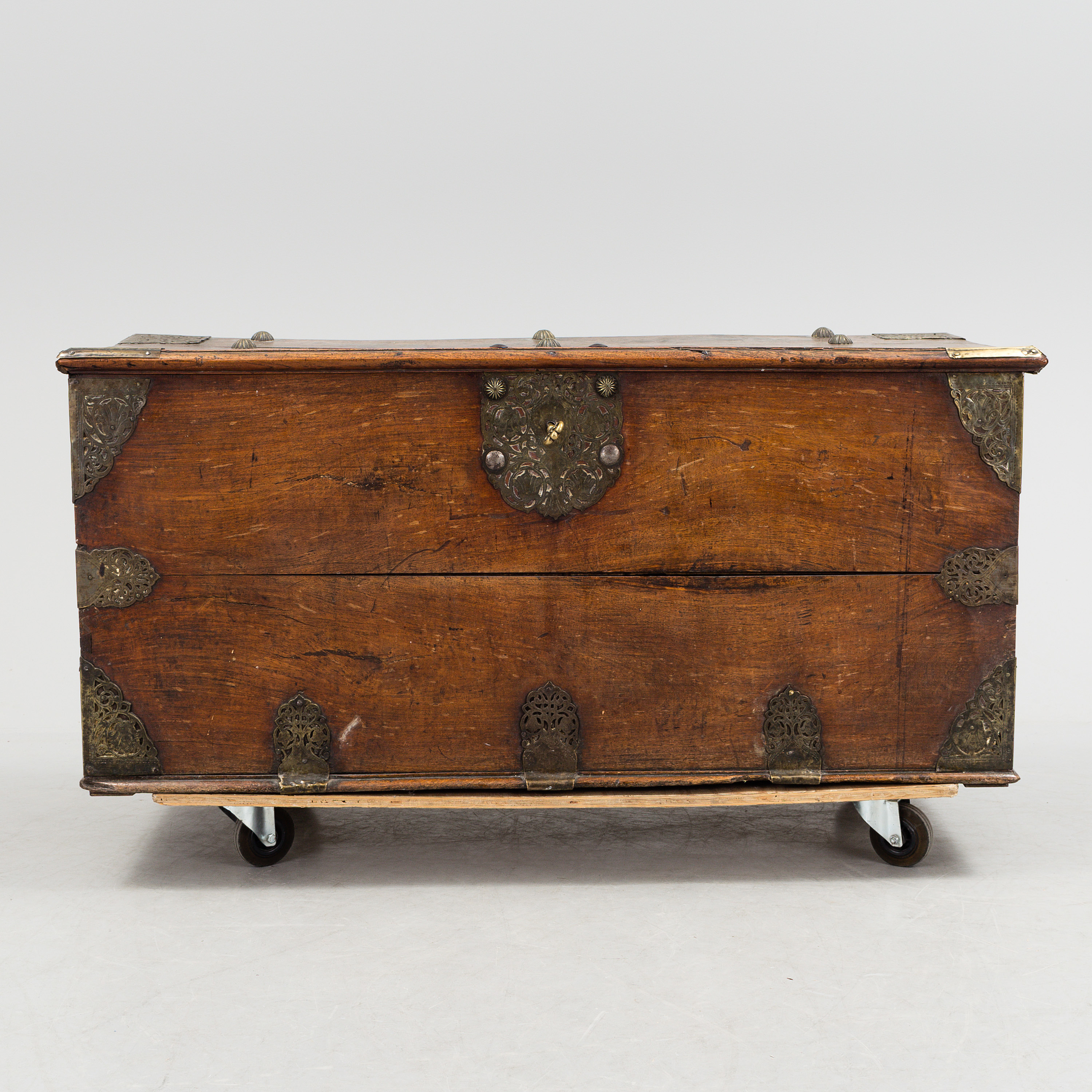 A Baroque chest circa 1700, probably England. - Bukowskis