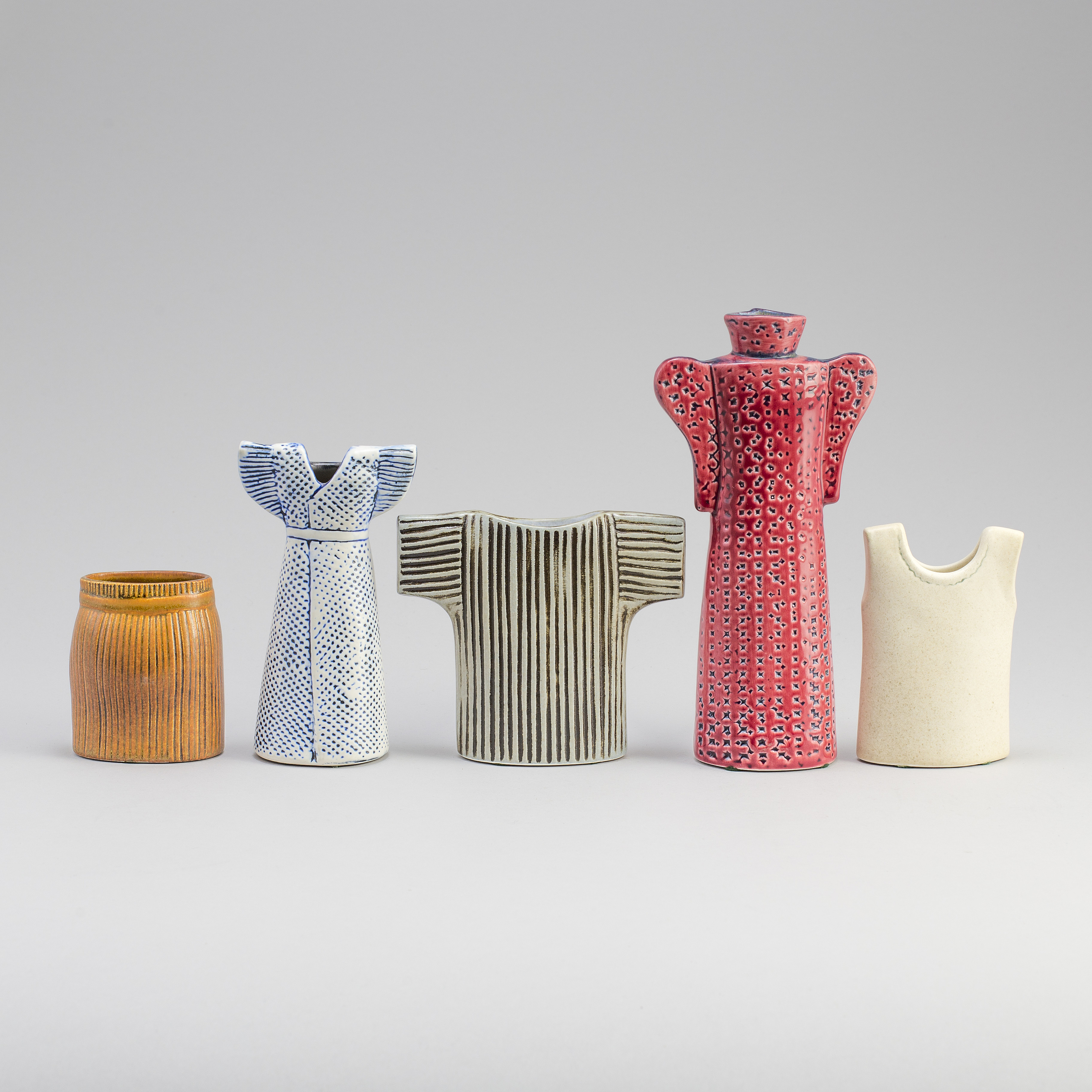 A set of five stoneware vases by Lisa Larson, Rörstrand. - Bukowskis