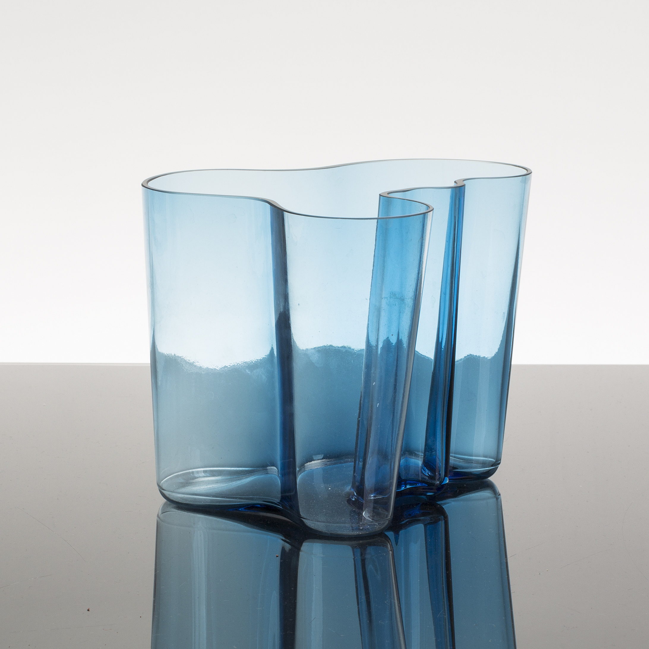 A ALVAR AALTO GLASS VASE "SAVOY" BY IITTALA, 2ND HALF OF THE 20TH ...