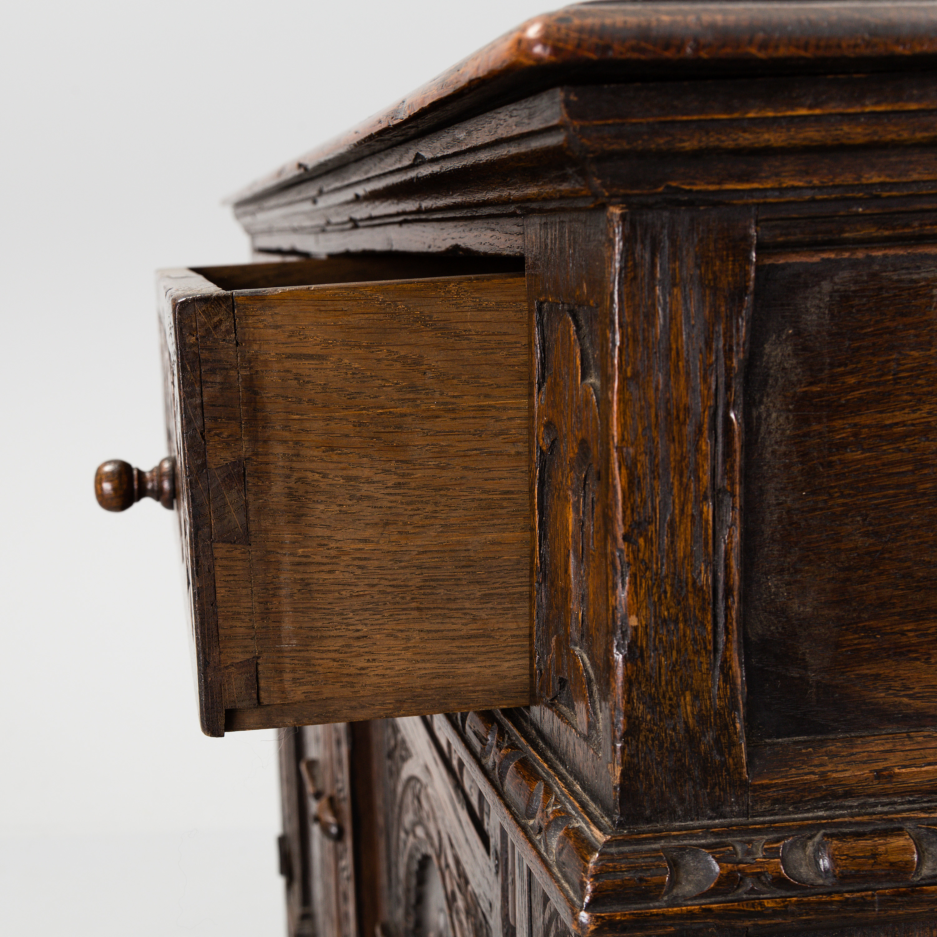 Chest of drawers, renaissance style, 20 th century. - Bukowskis