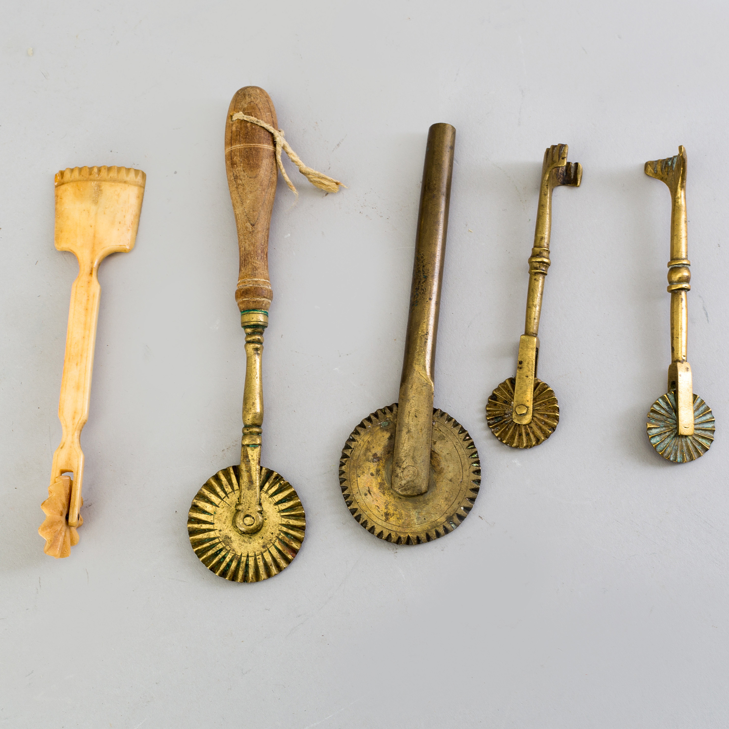 FIVE BAKING UTENSILS, bronze, bone and wood, 18th century. - Bukowskis