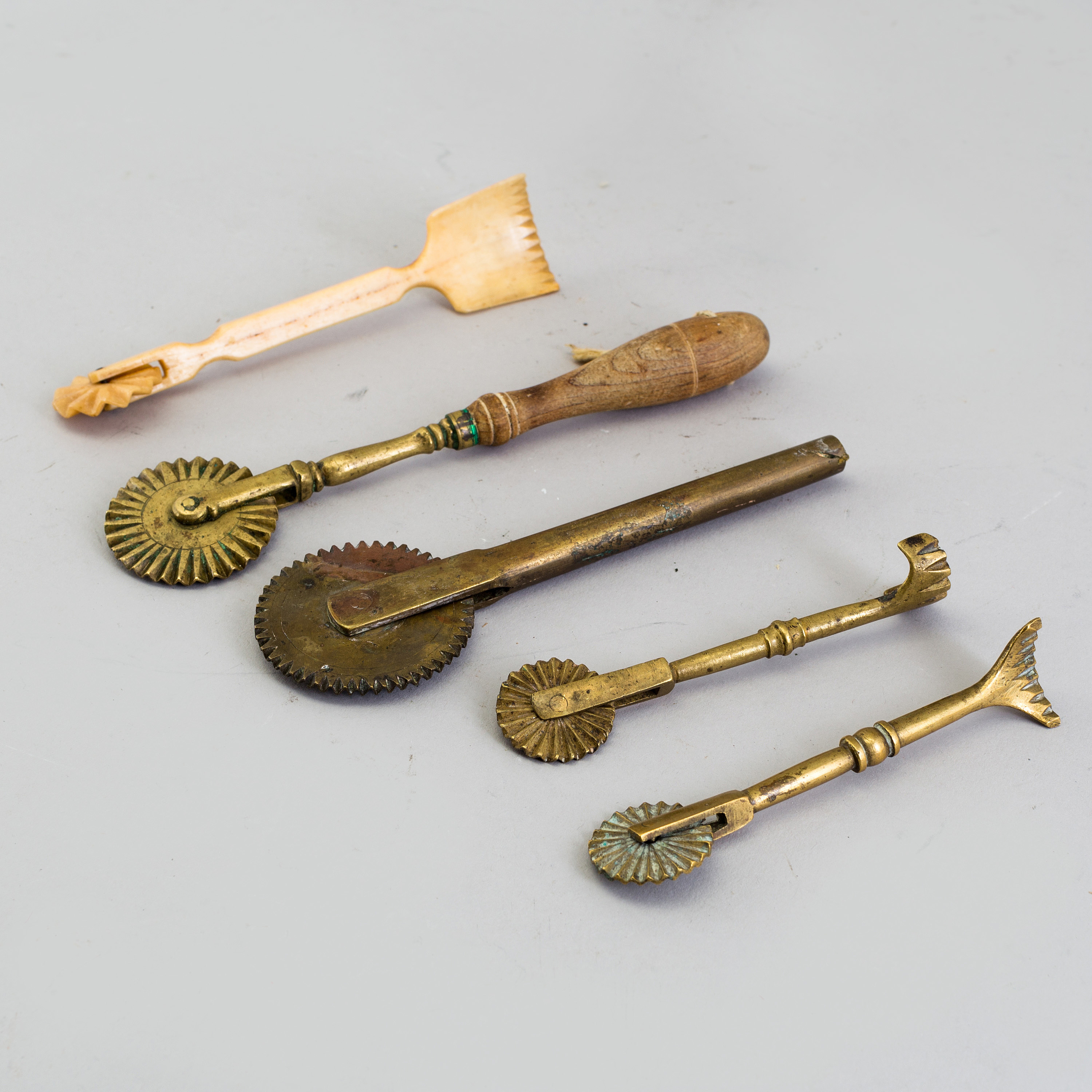FIVE BAKING UTENSILS, bronze, bone and wood, 18th century. - Bukowskis