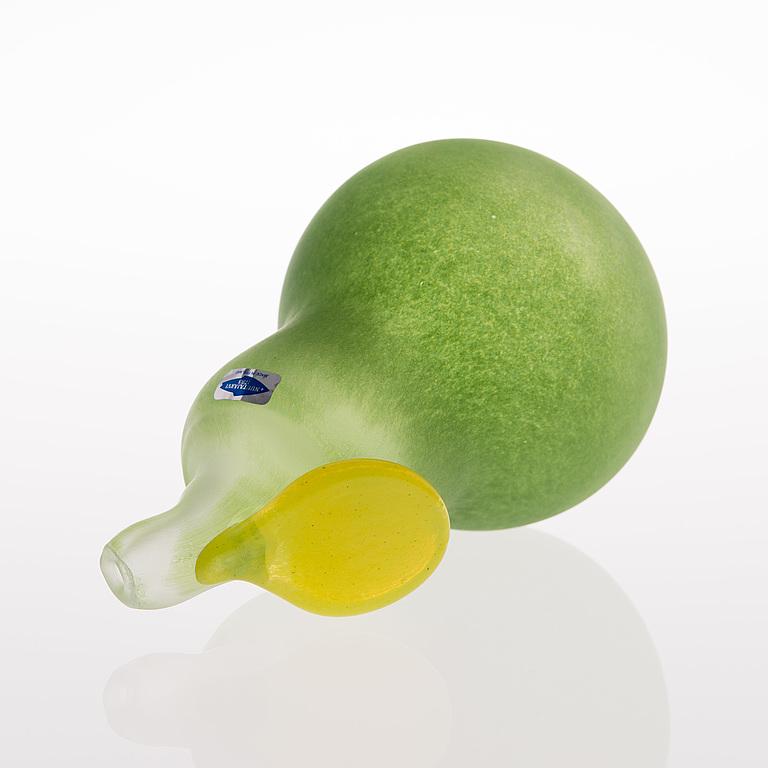 A "Pear" glass sculpture signed O. Toikka Nuutajärvi, designed in 1989 ...