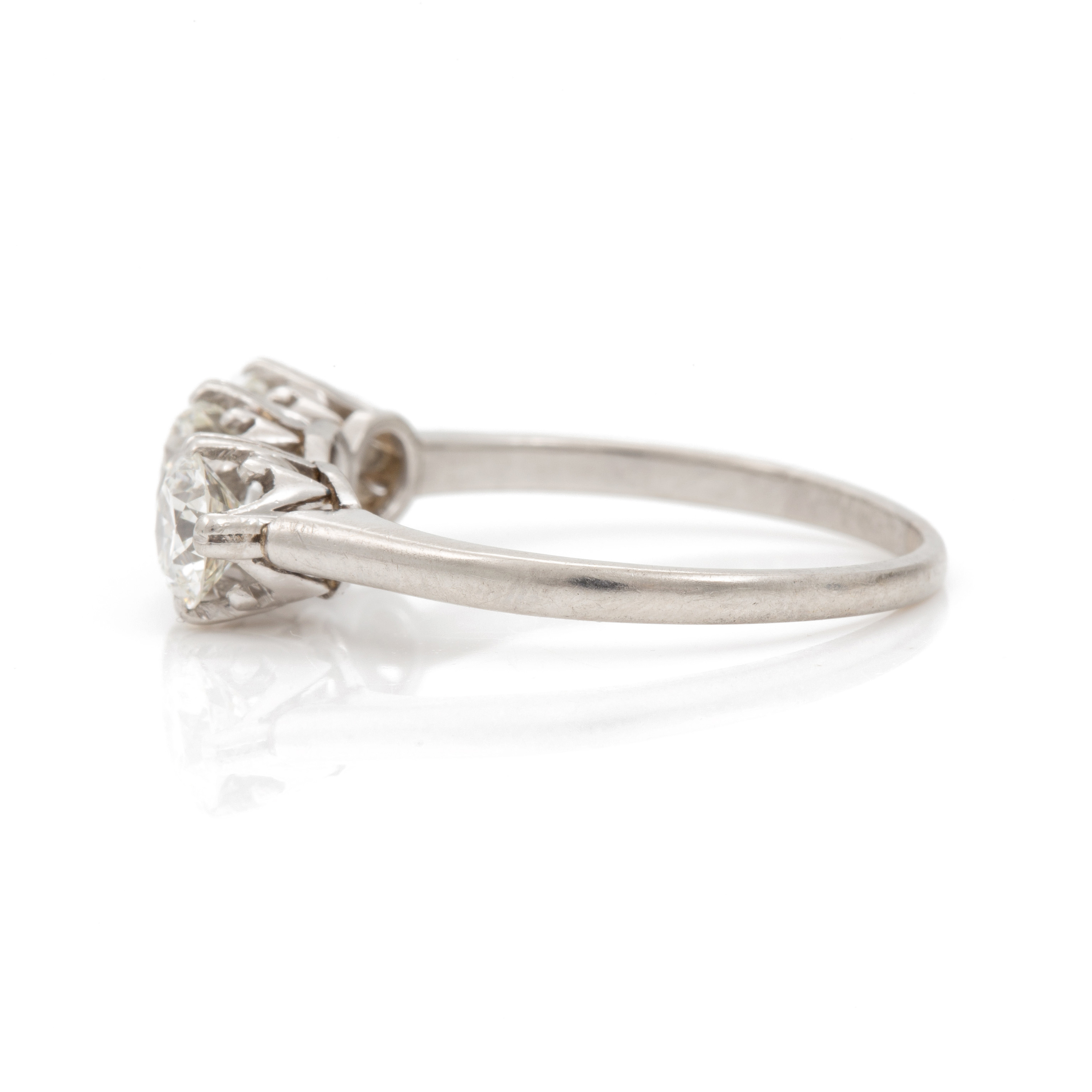 RING med tre briljantslipade diamanter. - Bukowskis