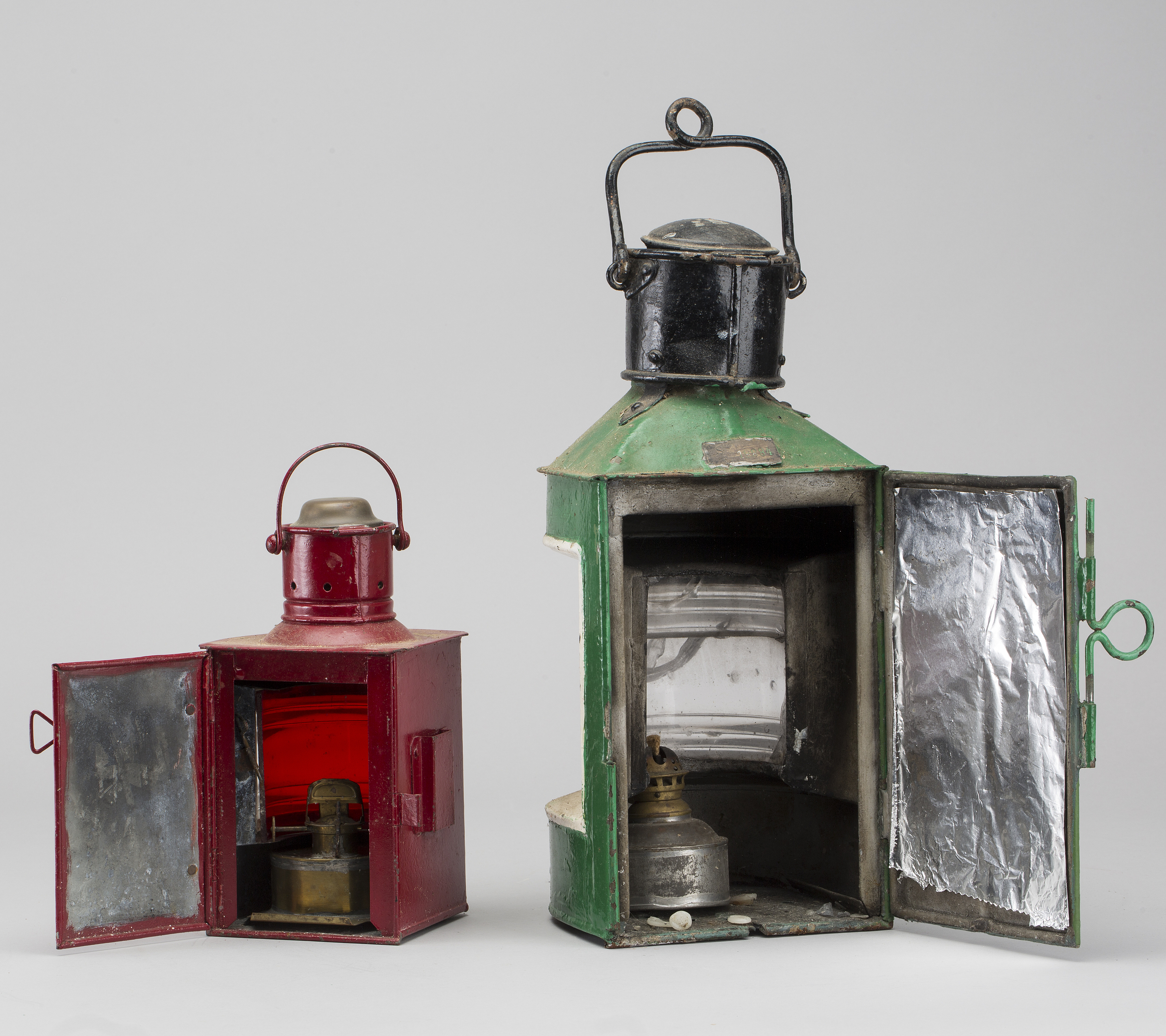 LANTERNOR, 2 st, 1900-talets första hälft. - Bukowskis