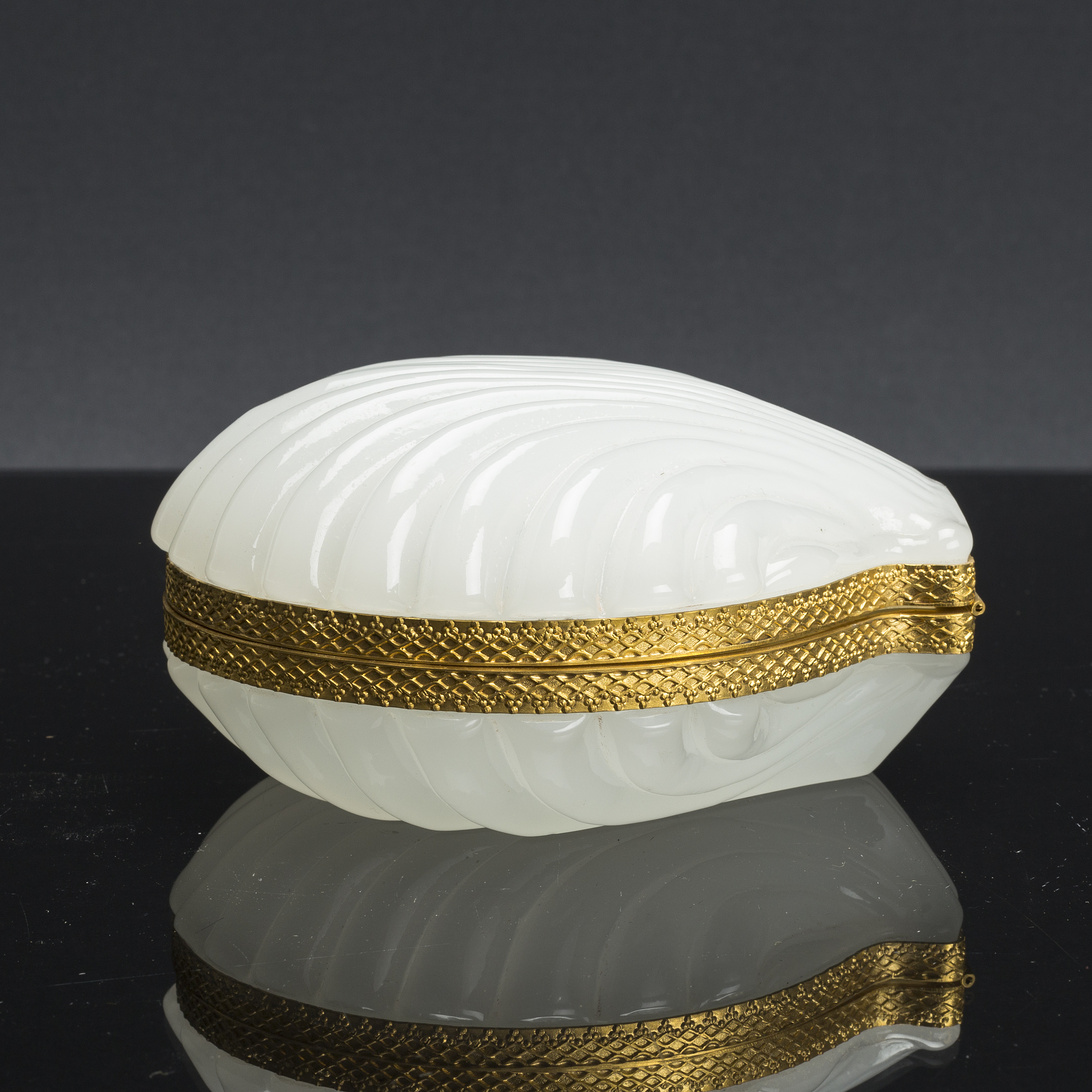 A FRENCH SHELL SHAPED GLASS BOX, 1920-30's. - Bukowskis