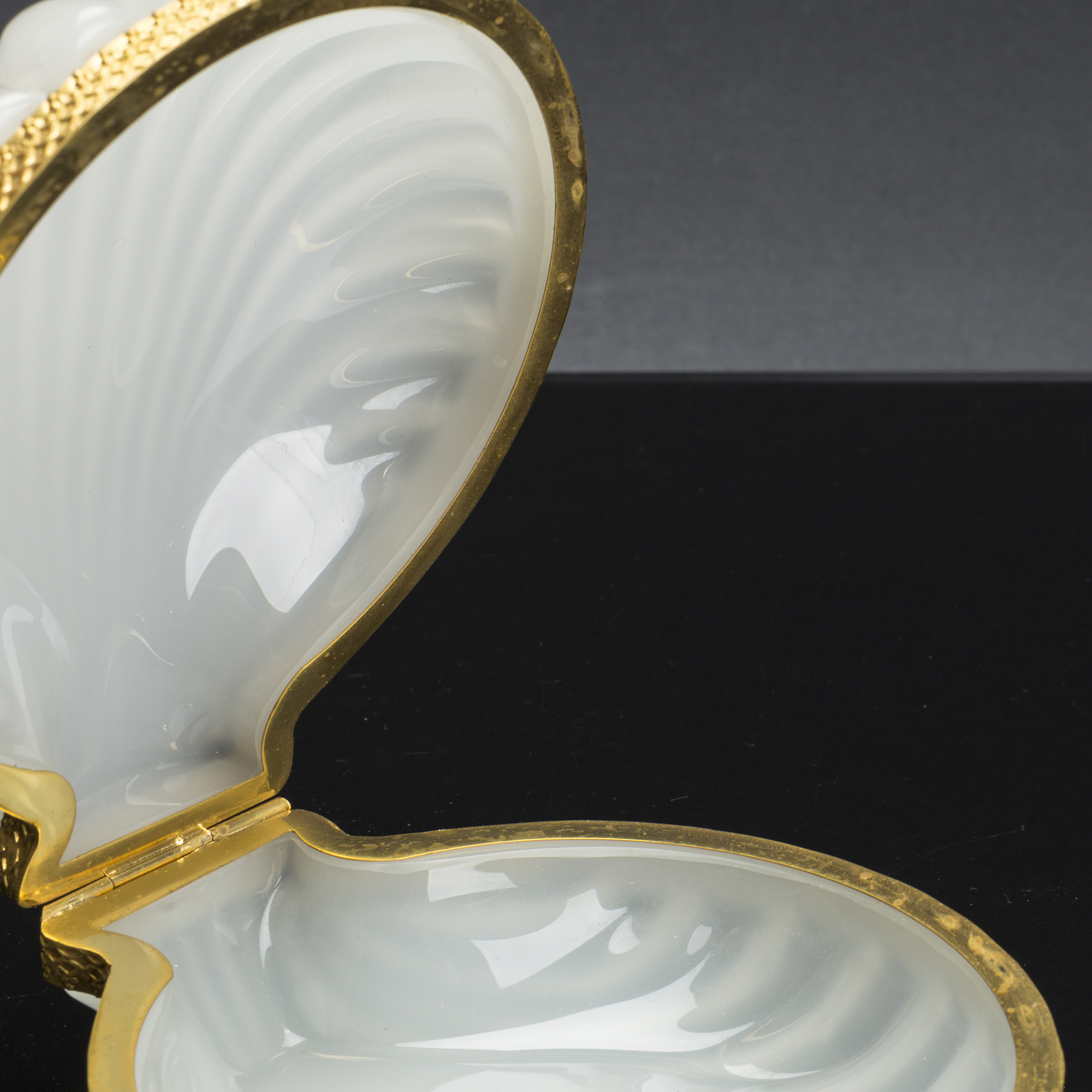 A FRENCH SHELL SHAPED GLASS BOX, 1920-30's. - Bukowskis