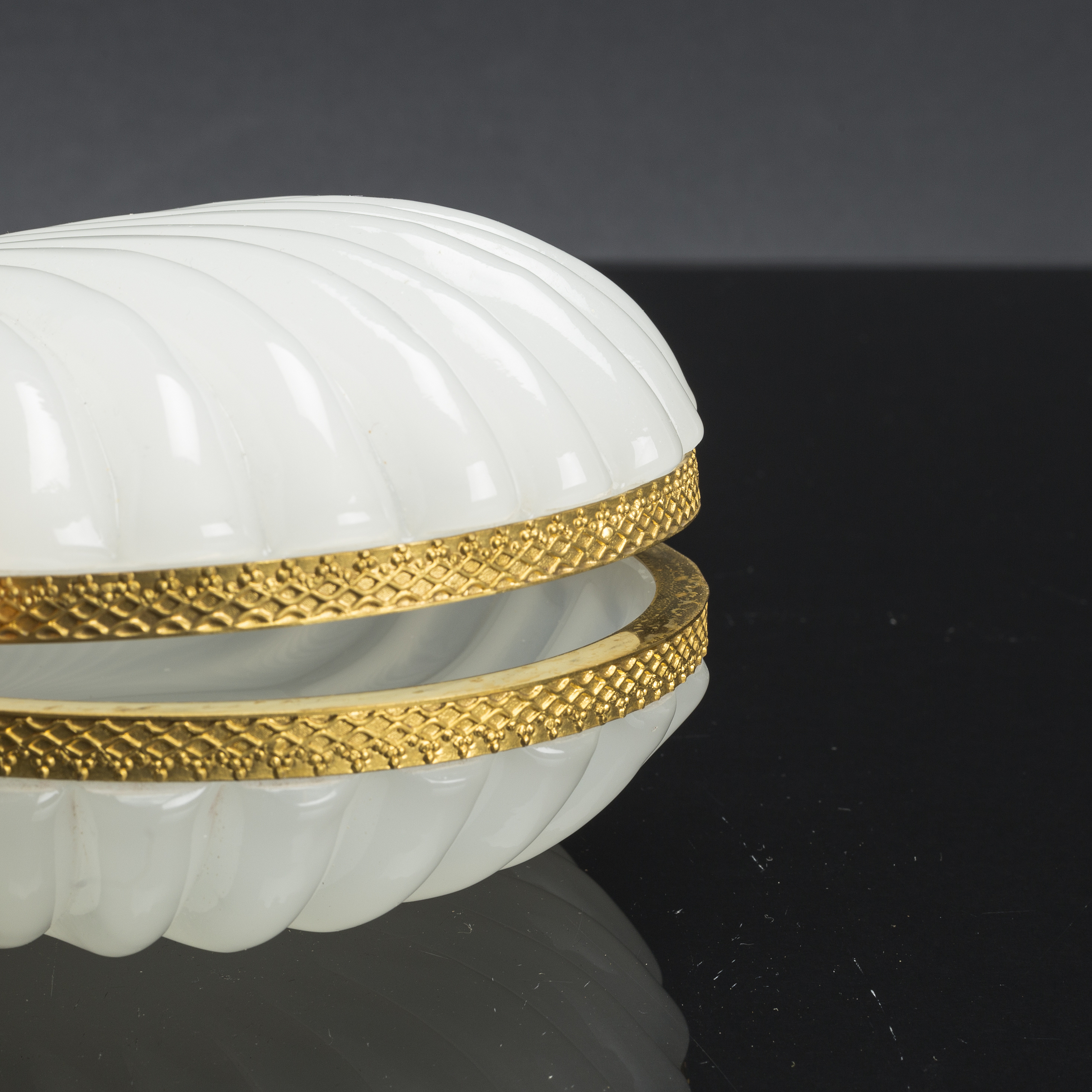 A FRENCH SHELL SHAPED GLASS BOX, 1920-30's. - Bukowskis