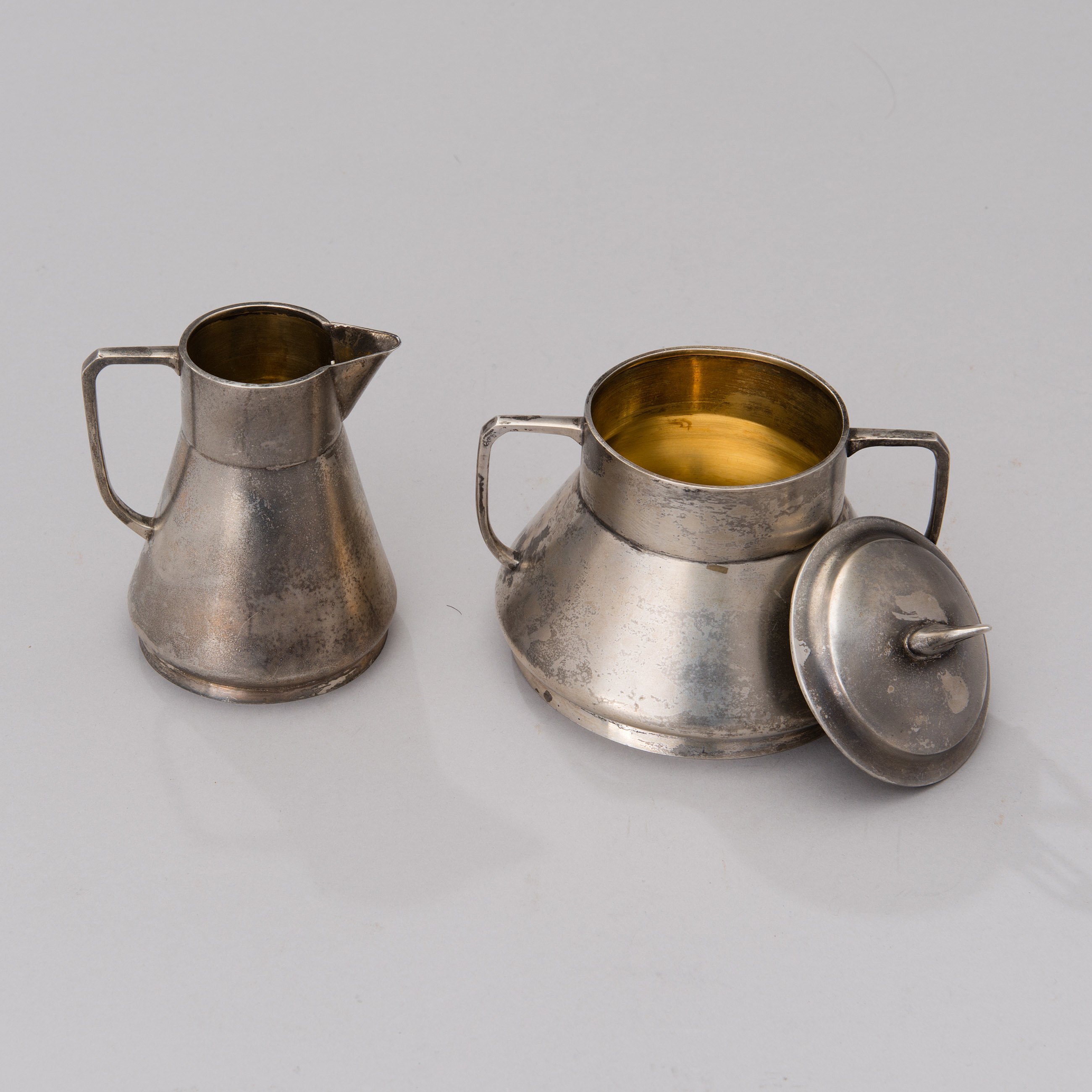 A SILVER SUGARBOWL AND MILK JUG, Wiborg 1911, Wilhelm Porthan. - Bukowskis