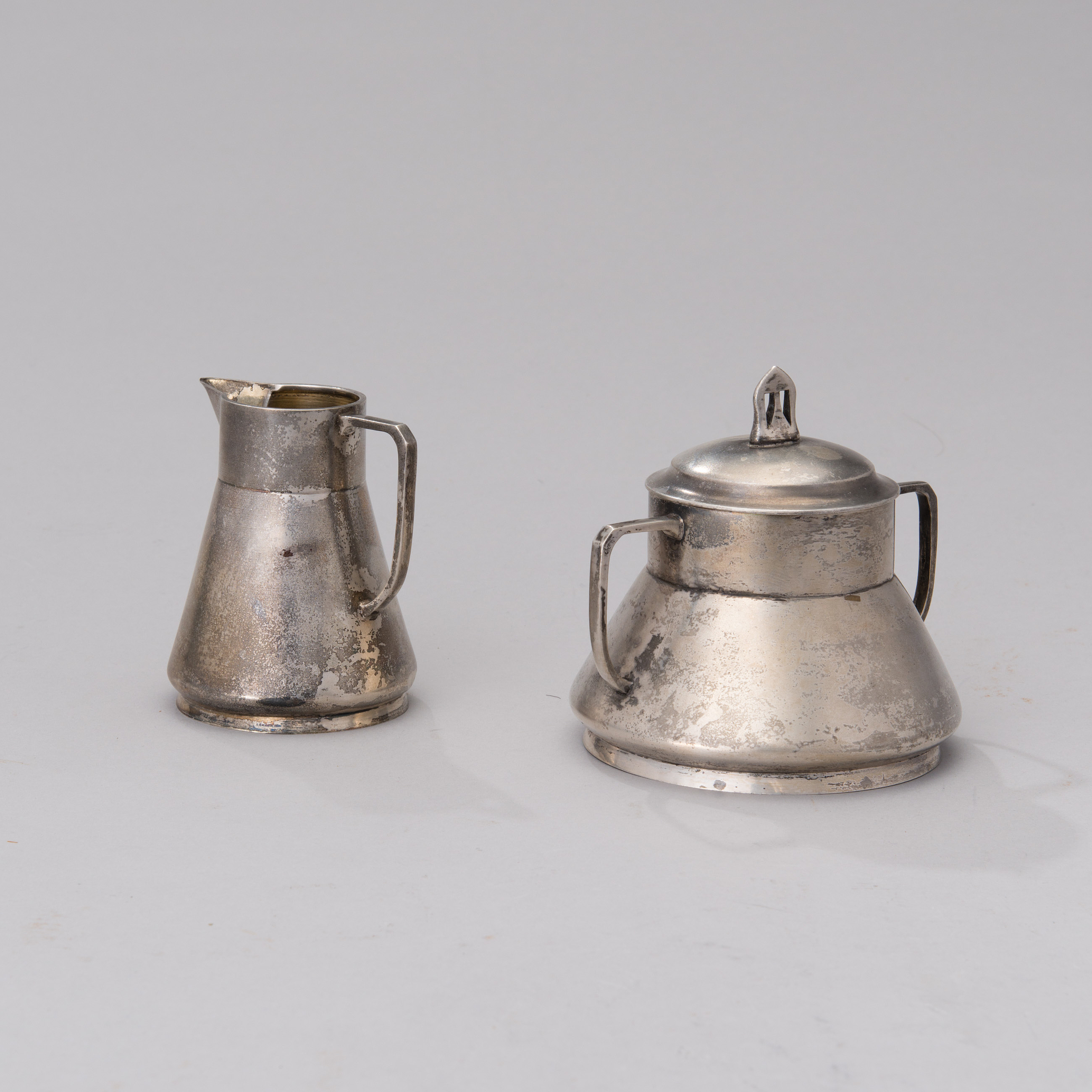 A SILVER SUGARBOWL AND MILK JUG, Wiborg 1911, Wilhelm Porthan. - Bukowskis