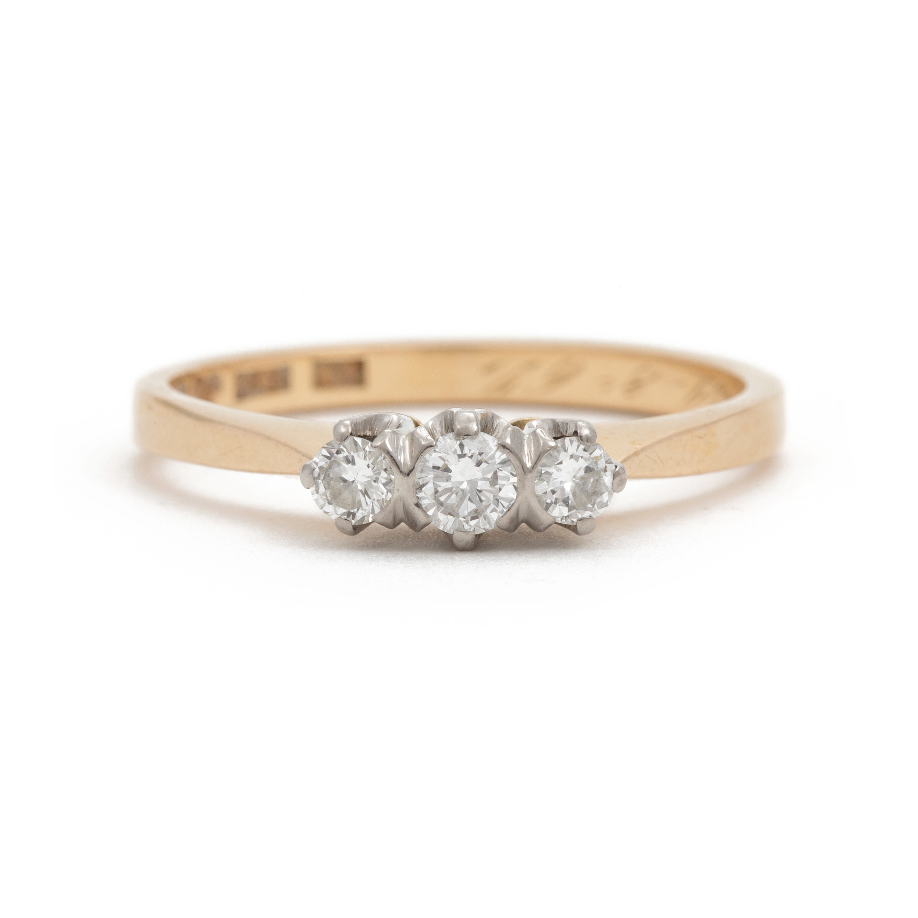 RING med tre briljantslipade diamanter. - Bukowskis