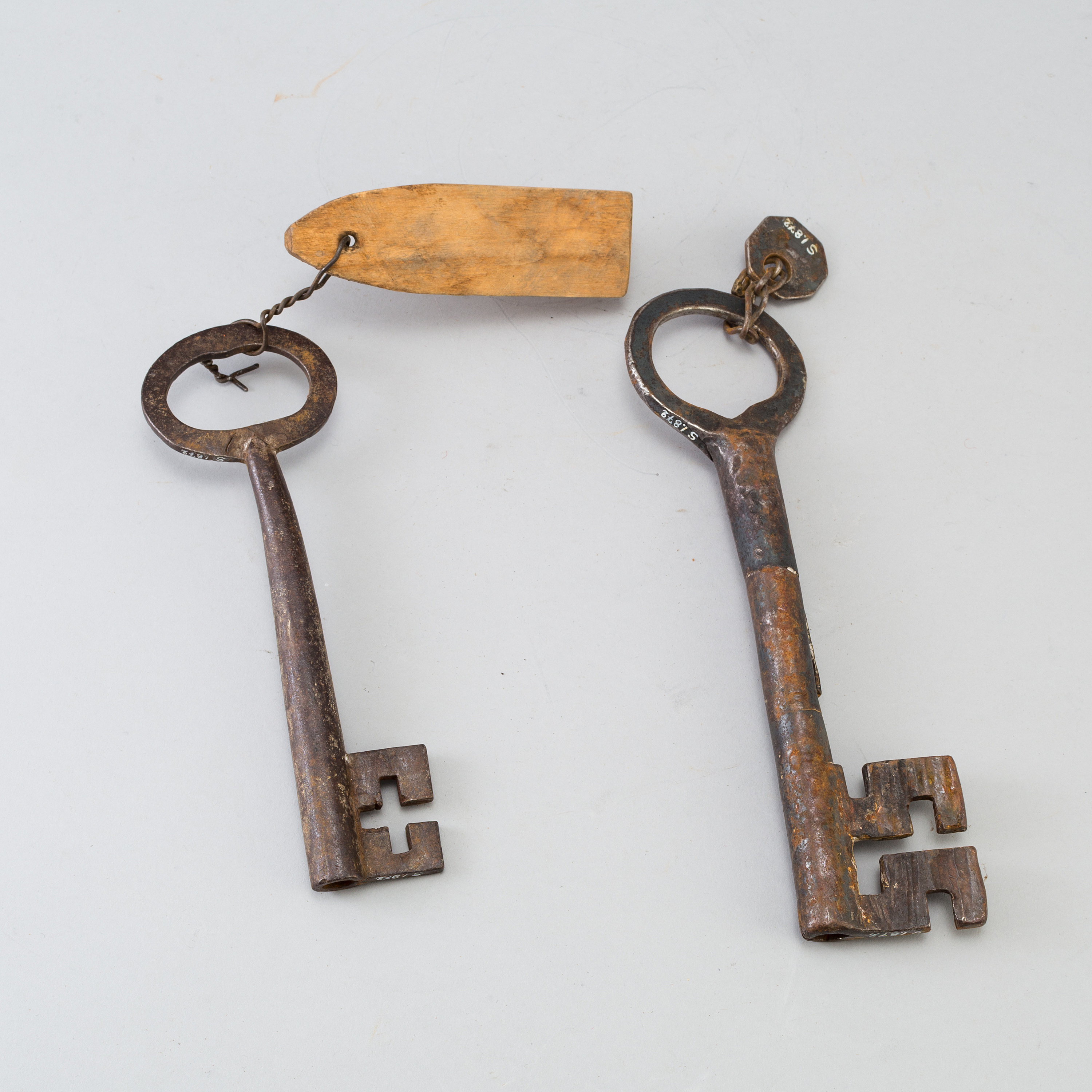 Two wrought iron keys 18th century. - Bukowskis