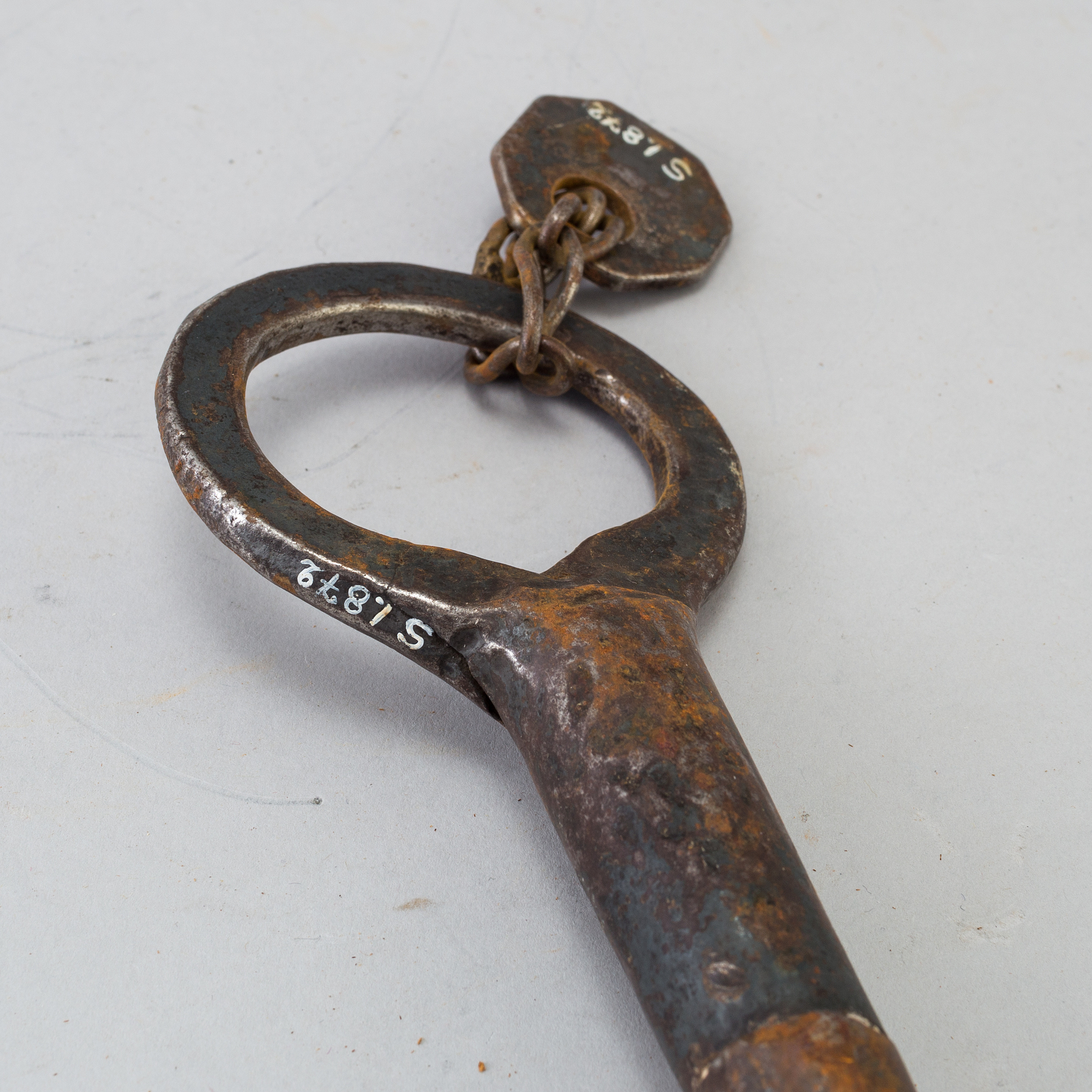 Two wrought iron keys 18th century. - Bukowskis