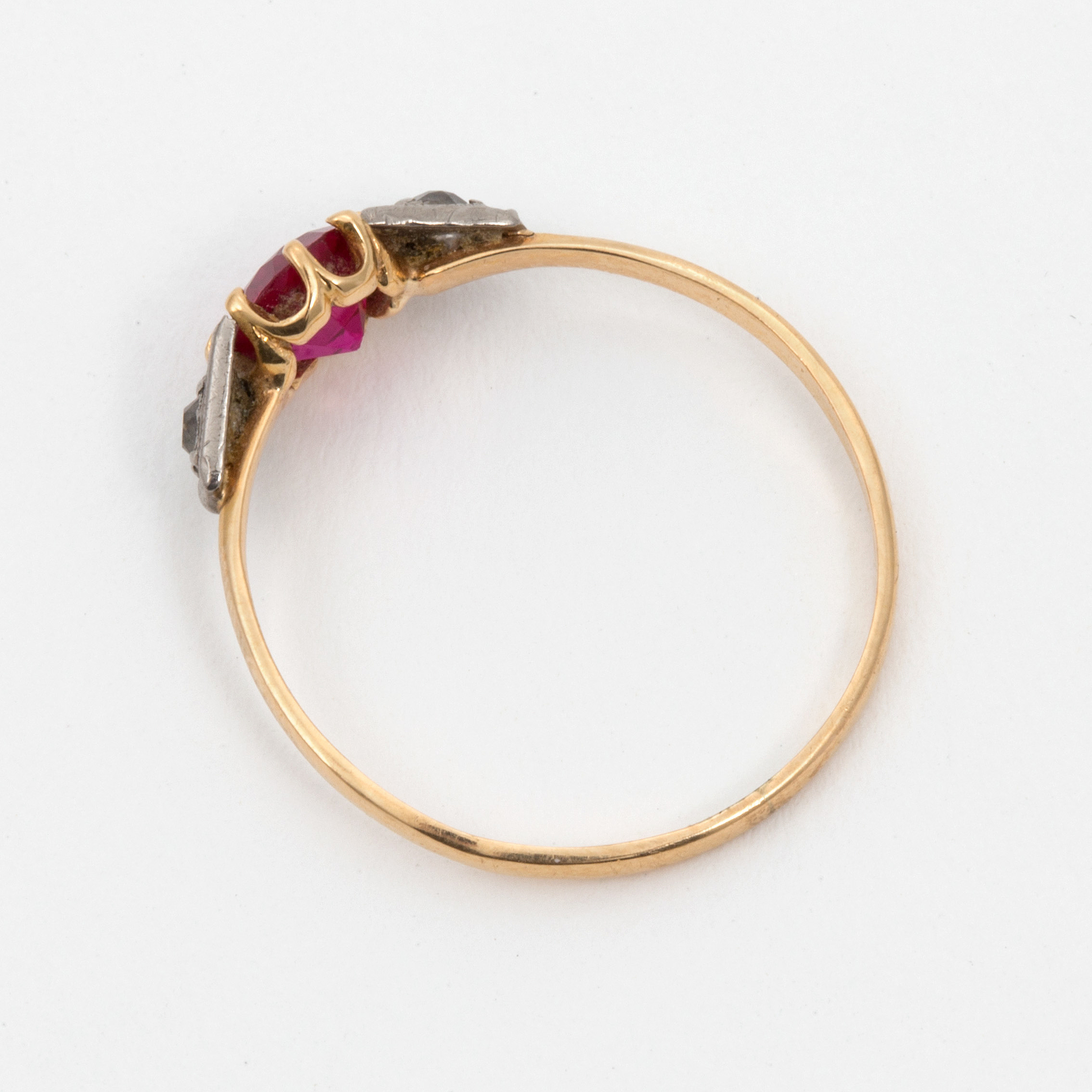 RING med syntetisk rubin och två vita stenar. - Bukowskis