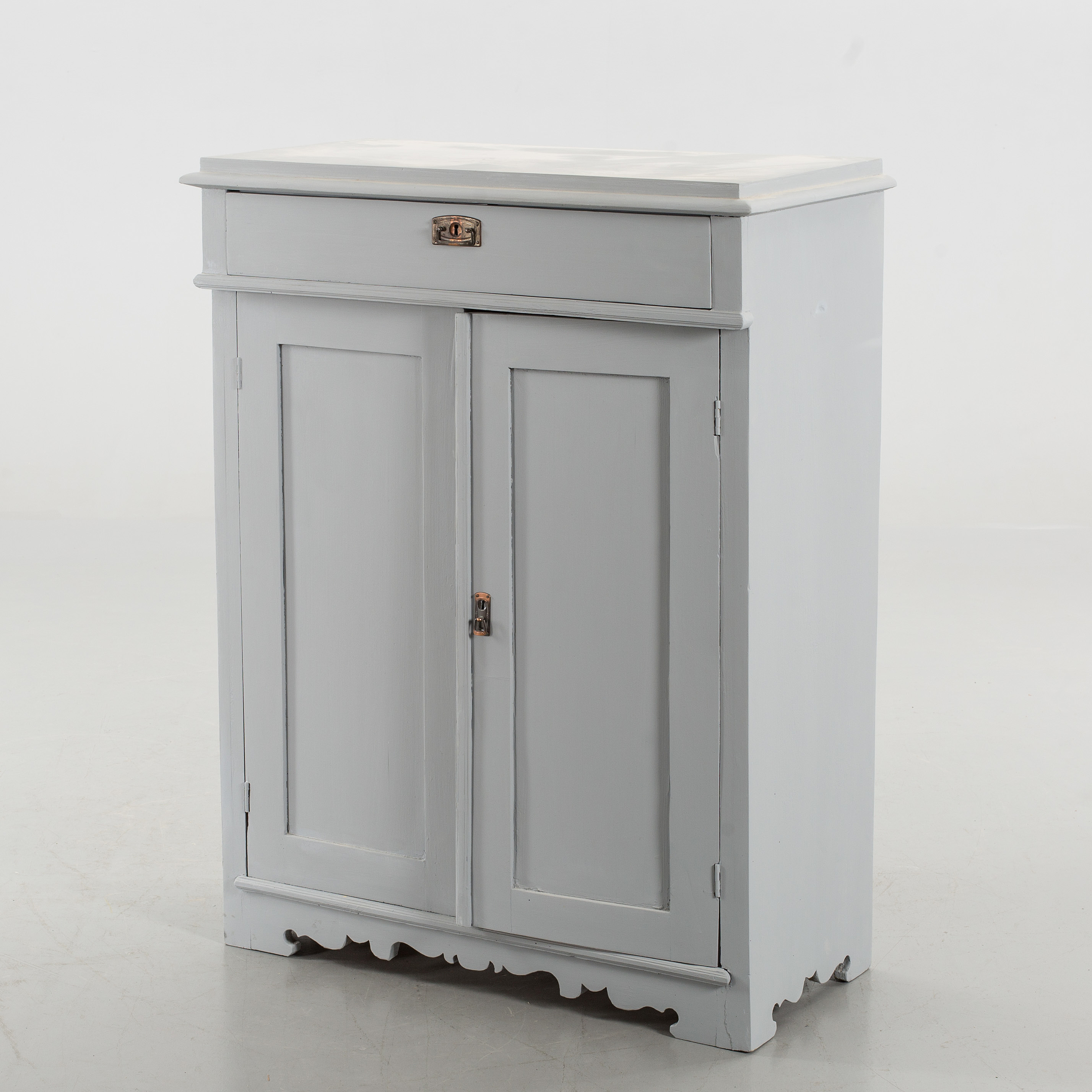 A LATE 19th CENTURY CUPBOARD. - Bukowskis