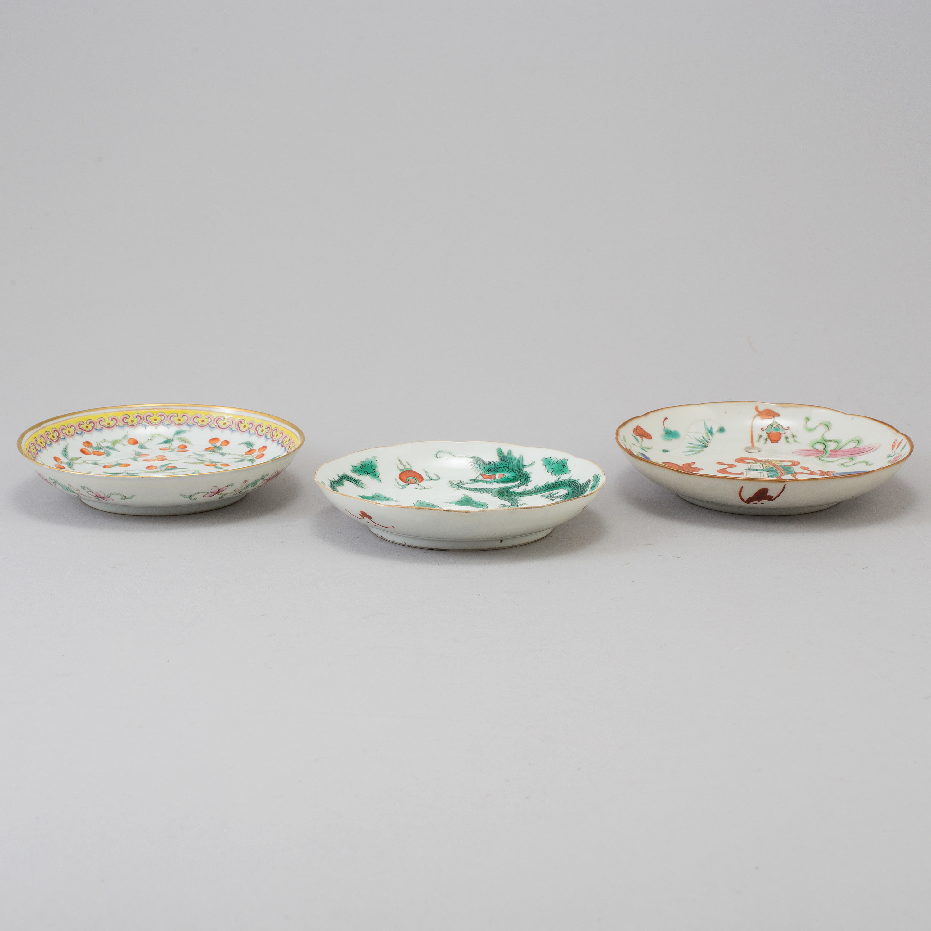 FAT, tre stycken, porslin, Kina, omkring 1900. - Bukowskis