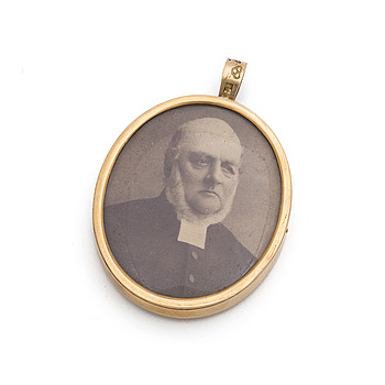 A commemorative locket. - Bukowskis