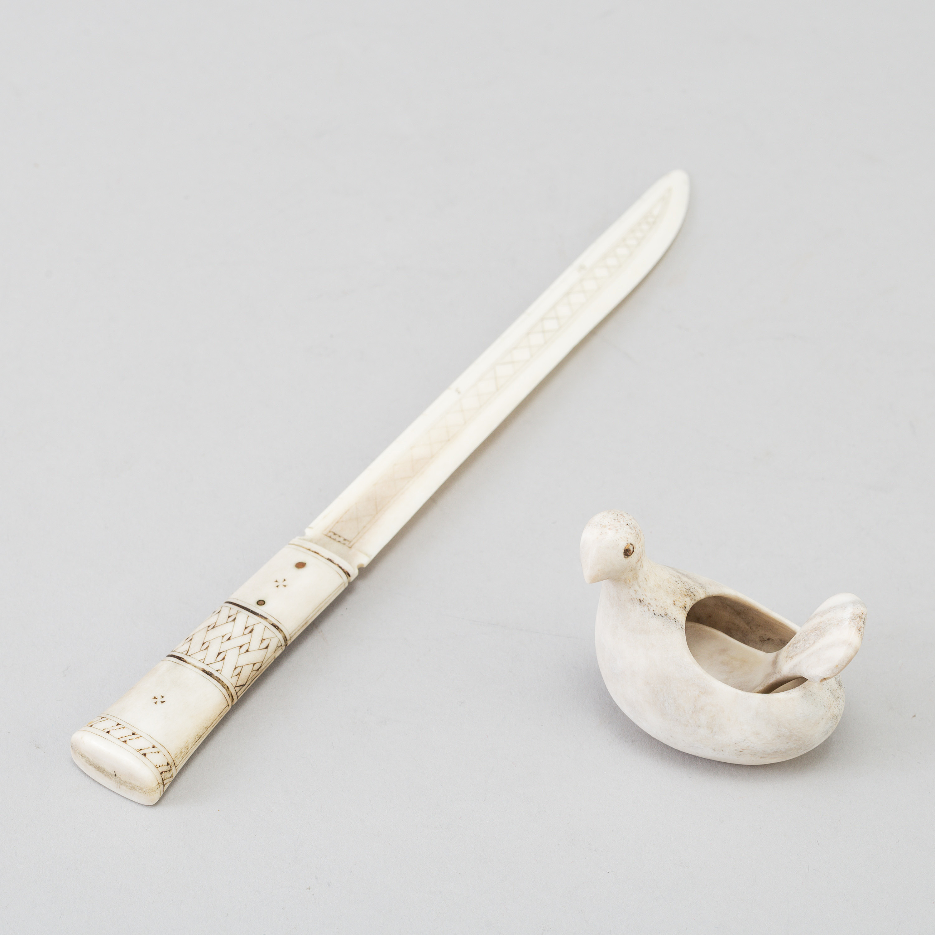 LARS PIRAK & OKÄND KONSTNÄR, saltripa och brevkniv, samearbete. - Bukowskis