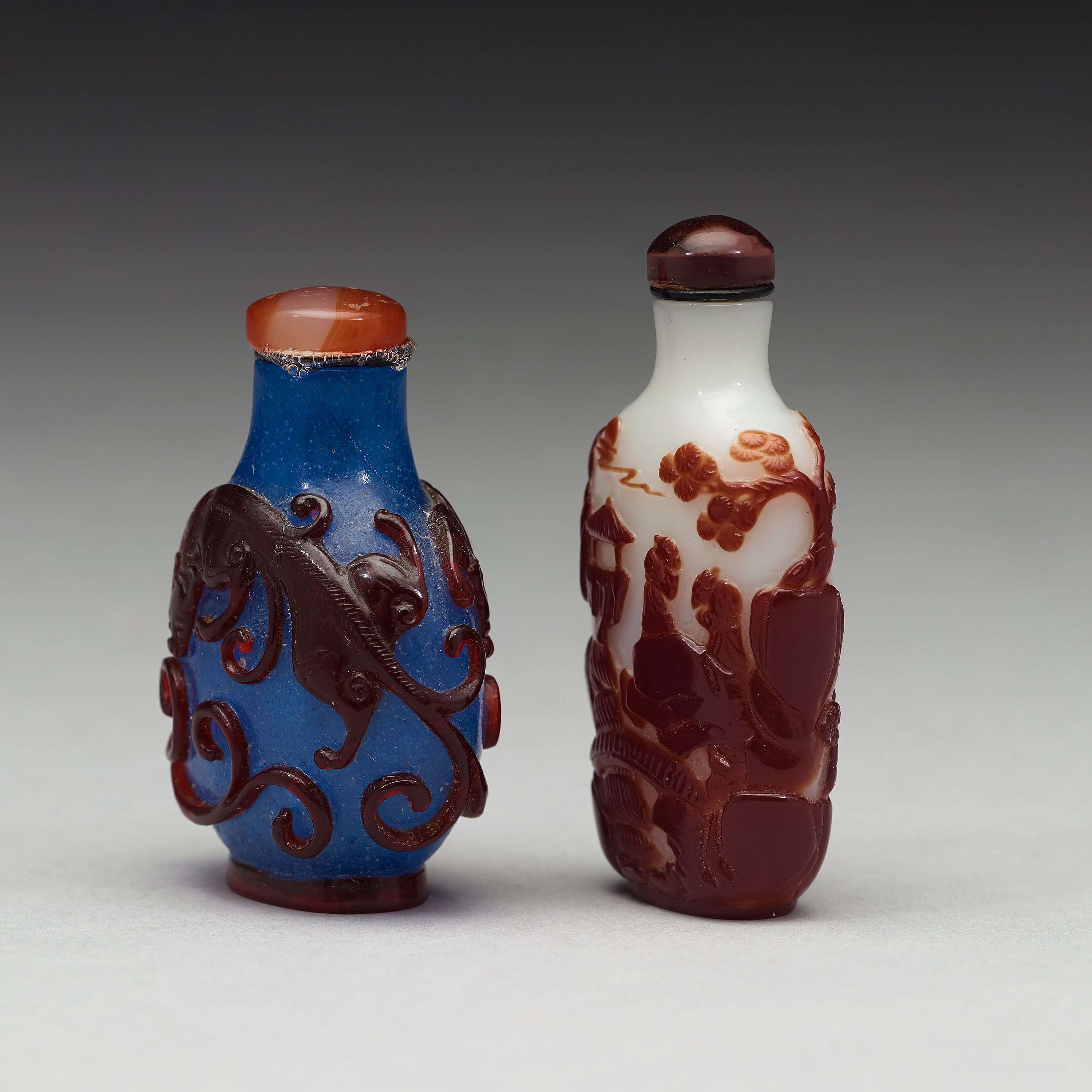 Two Chinese Peking glass snuff bottles, 20th Century. - Bukowskis